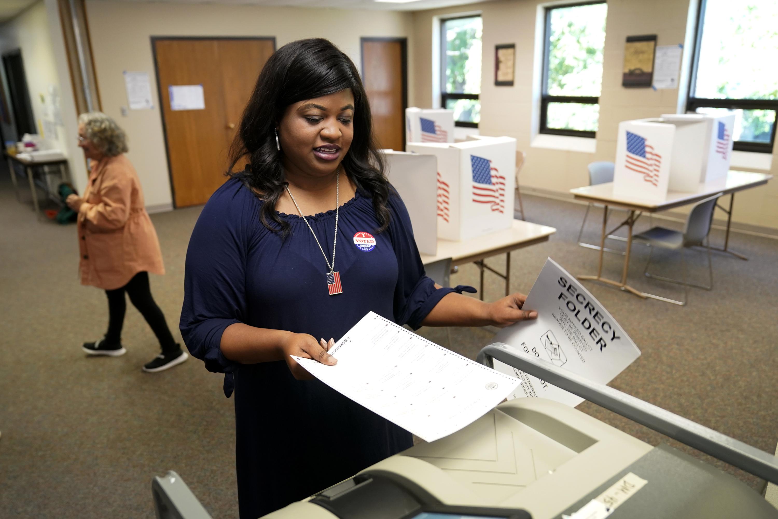 Democrat DeJear faces challenge to unseat Iowa Gov. Reynolds | AP News