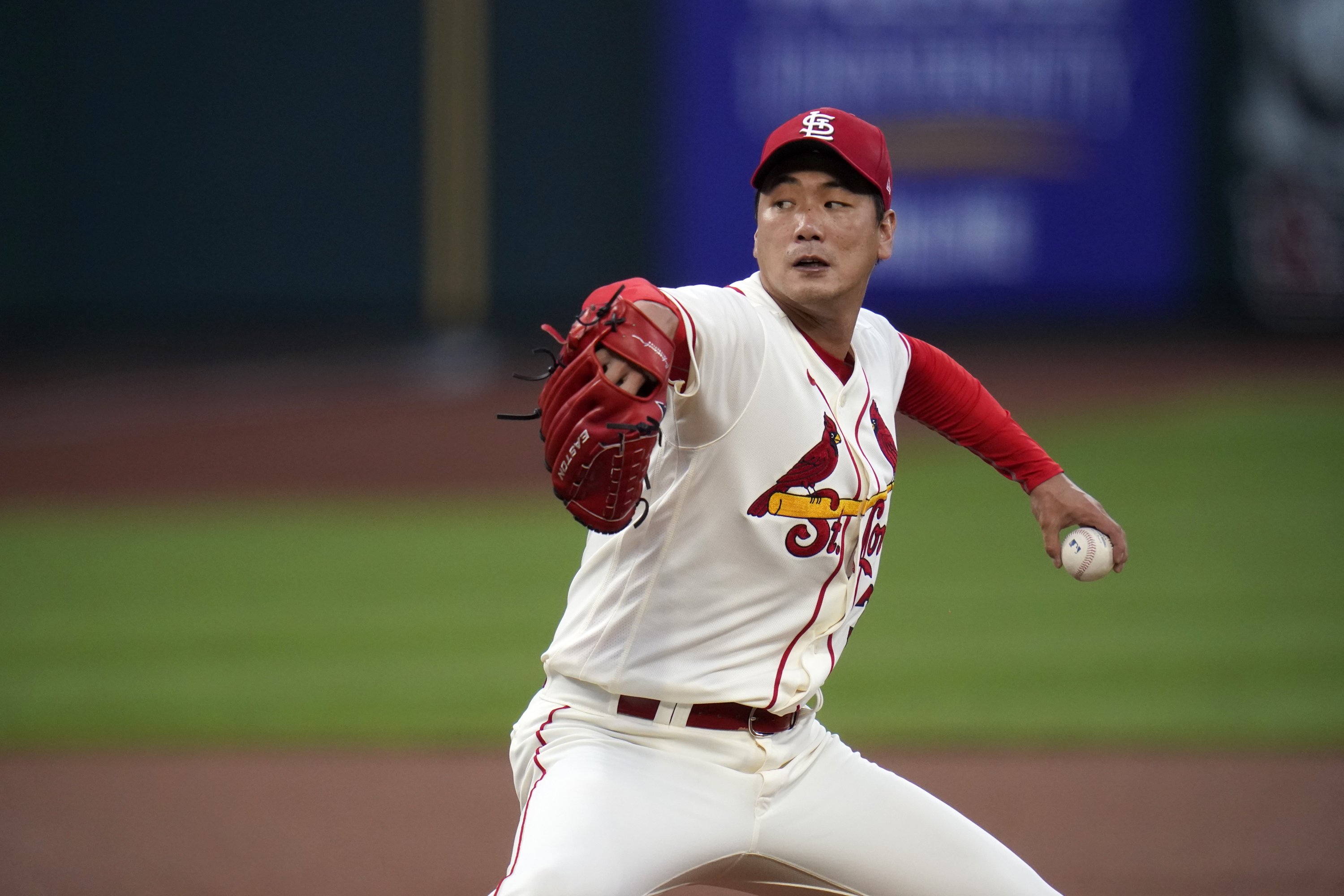 Kim luce en 6 innings, Cardenales vencen a los Rojos | AP News