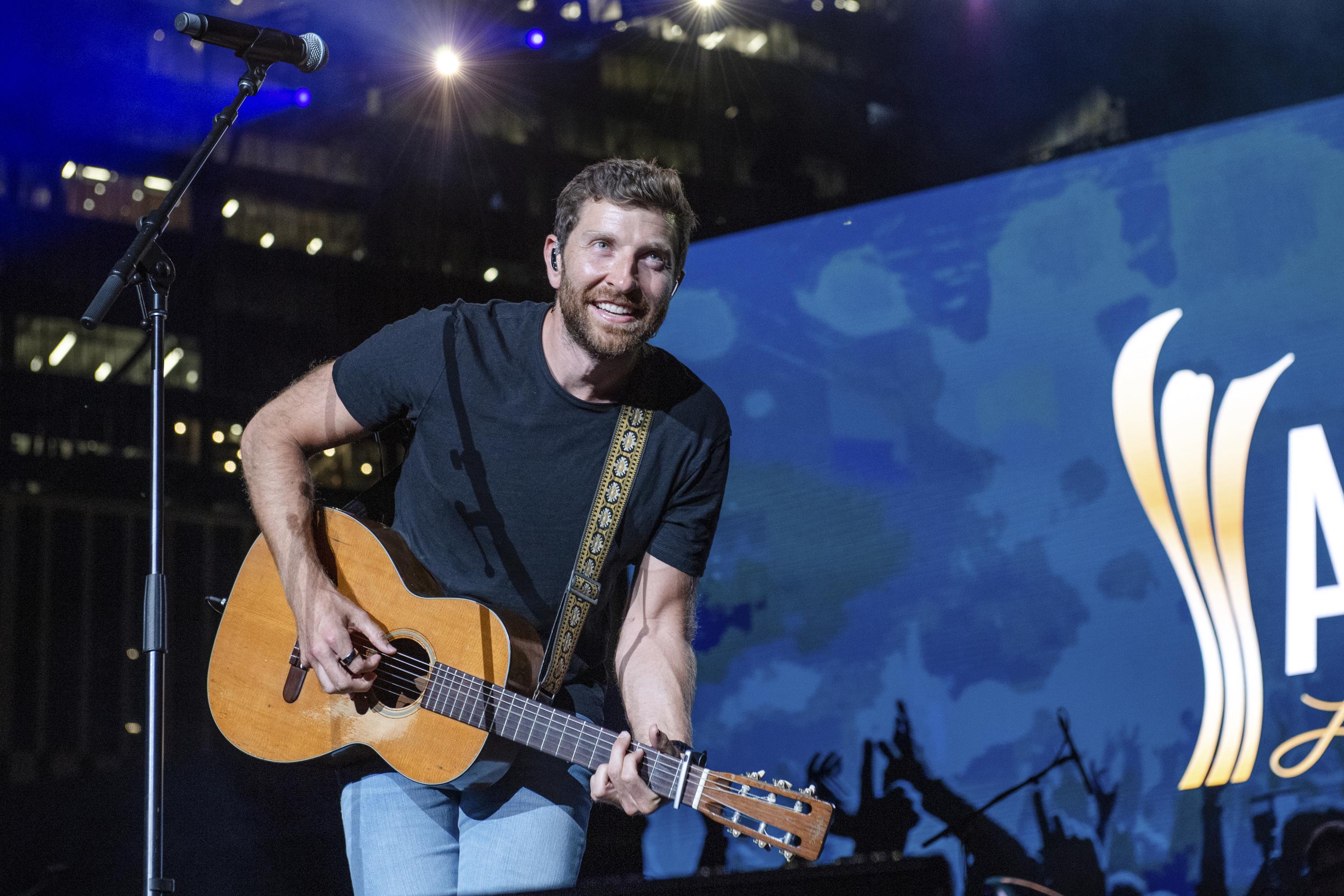 Country singer Brett Eldredge encounters bear in garage | AP News