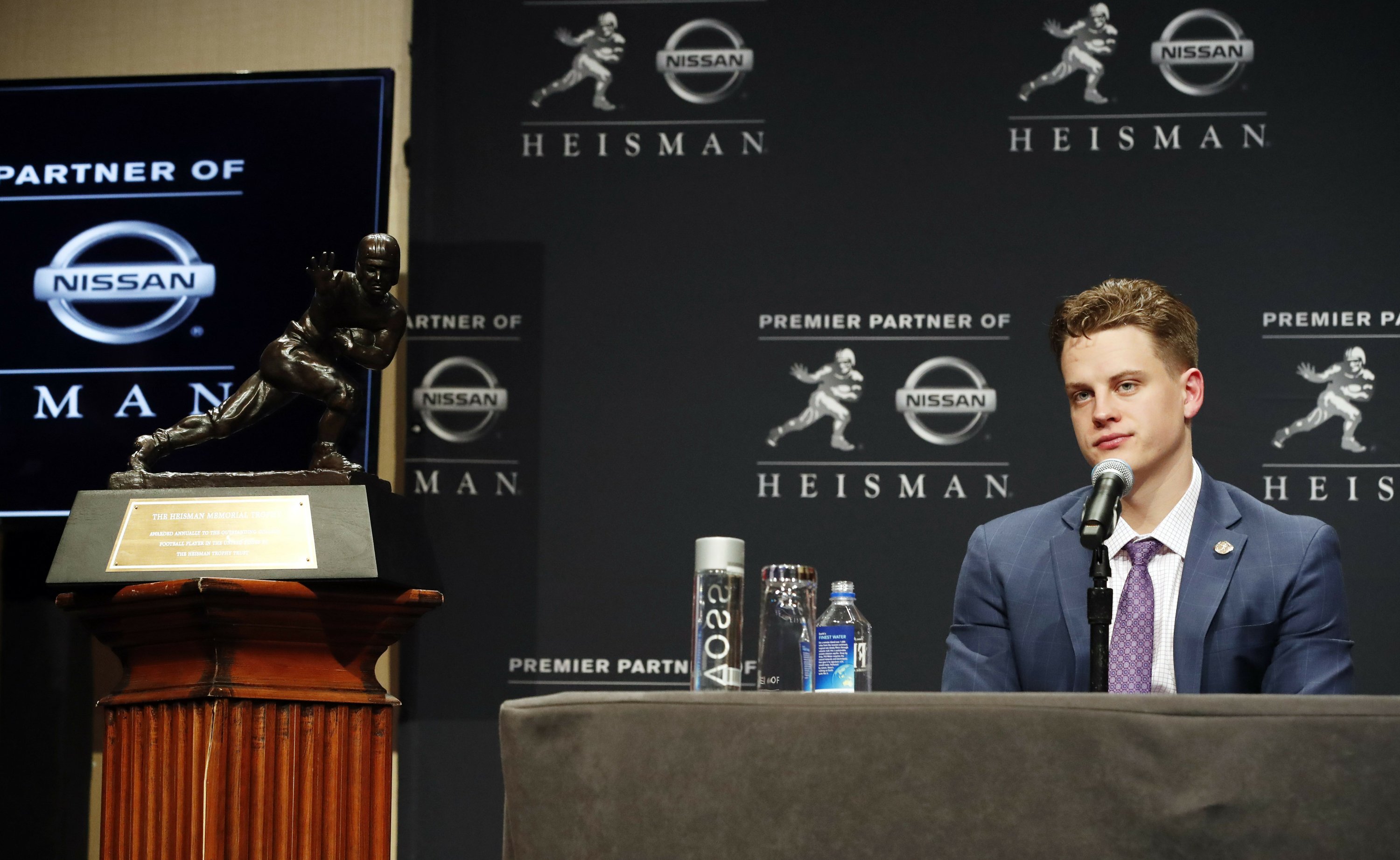 Joe Burrow arrasa votación y gana el Trofeo Heisman | AP News