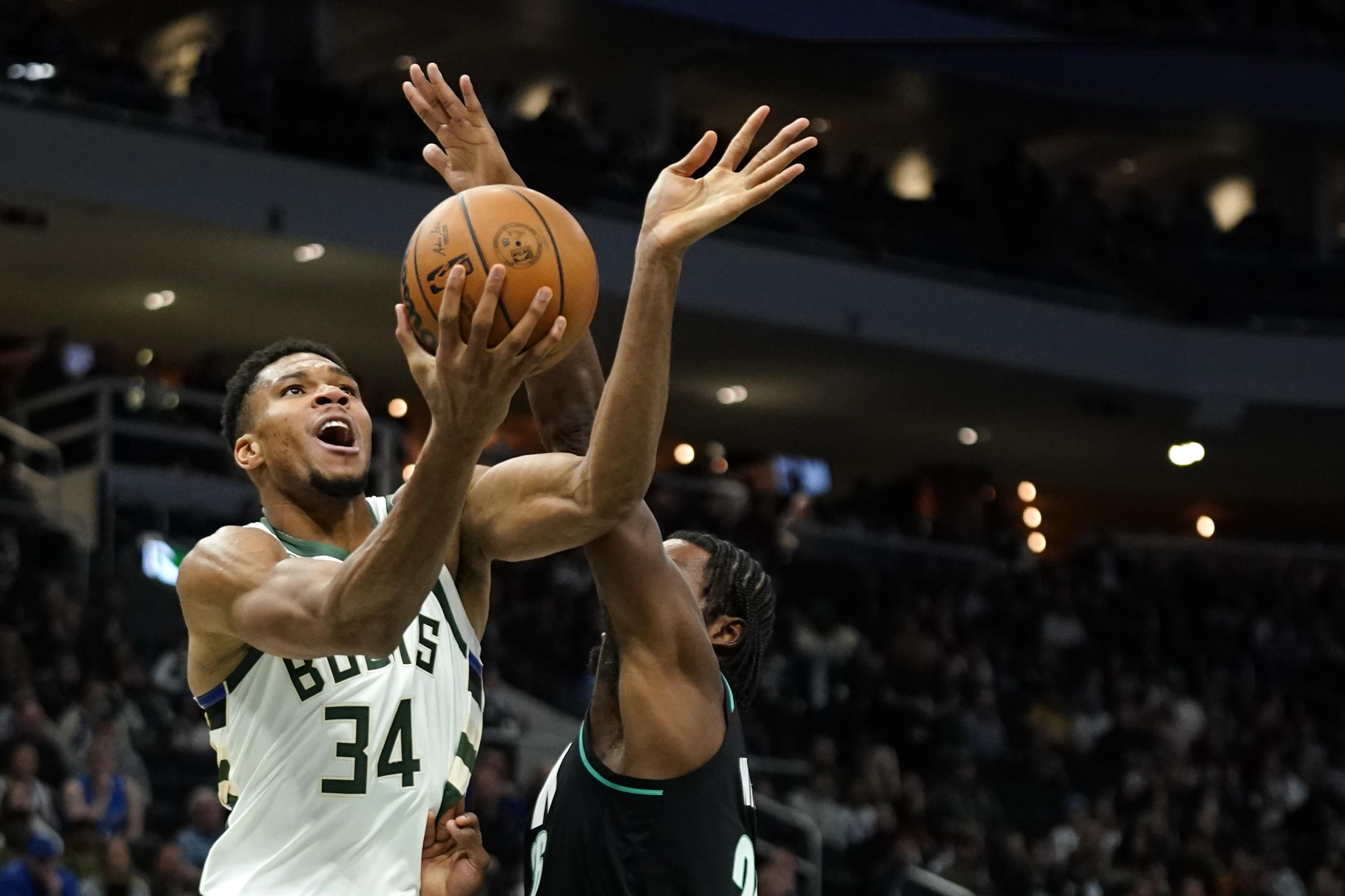 Con 37 puntos de Antetokounmpo, Bucks vencen a Trail Blazers | AP News