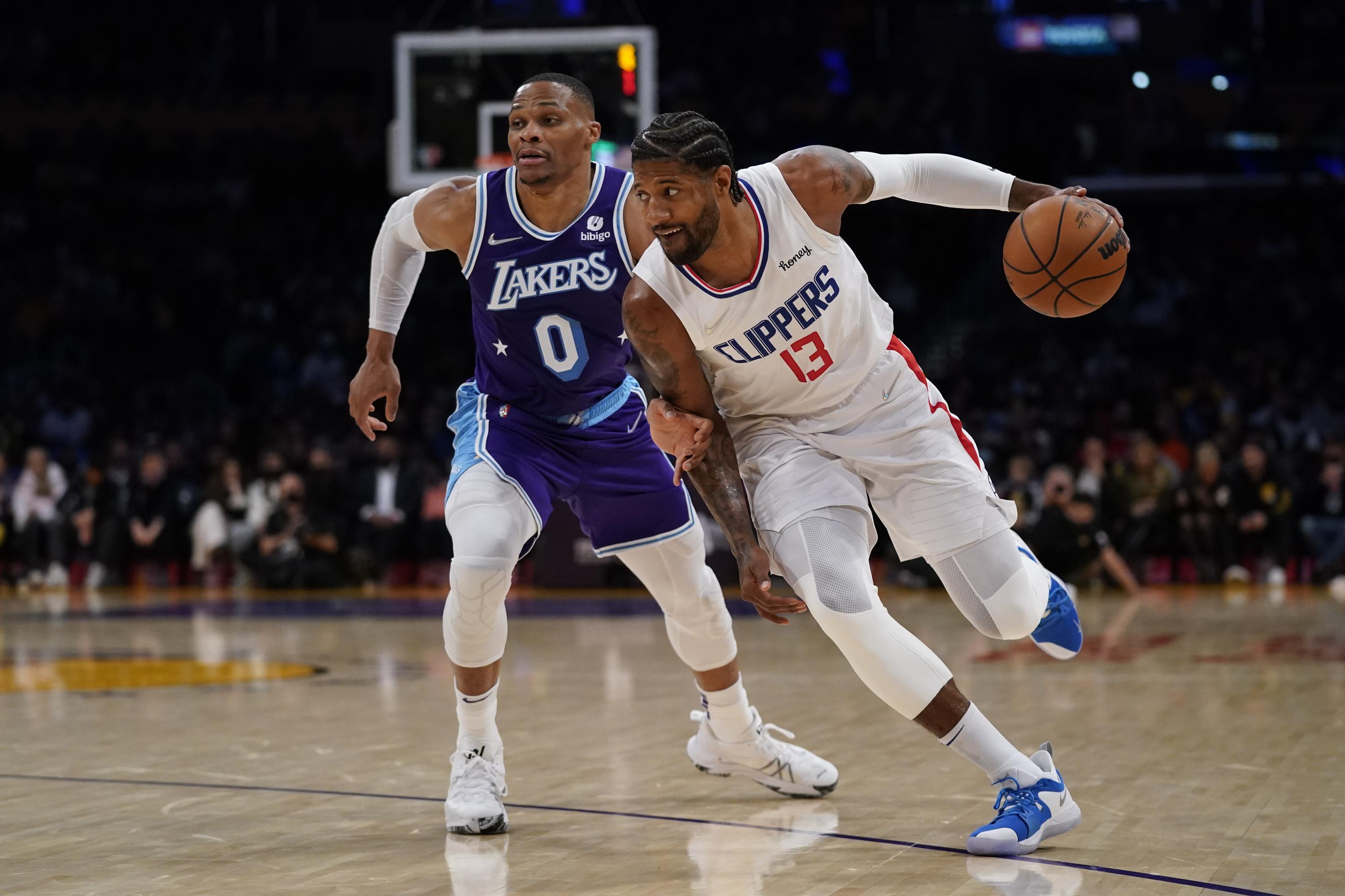 Kennard encesta triple clave, Clippers ganan 119-115 Lakers | AP News