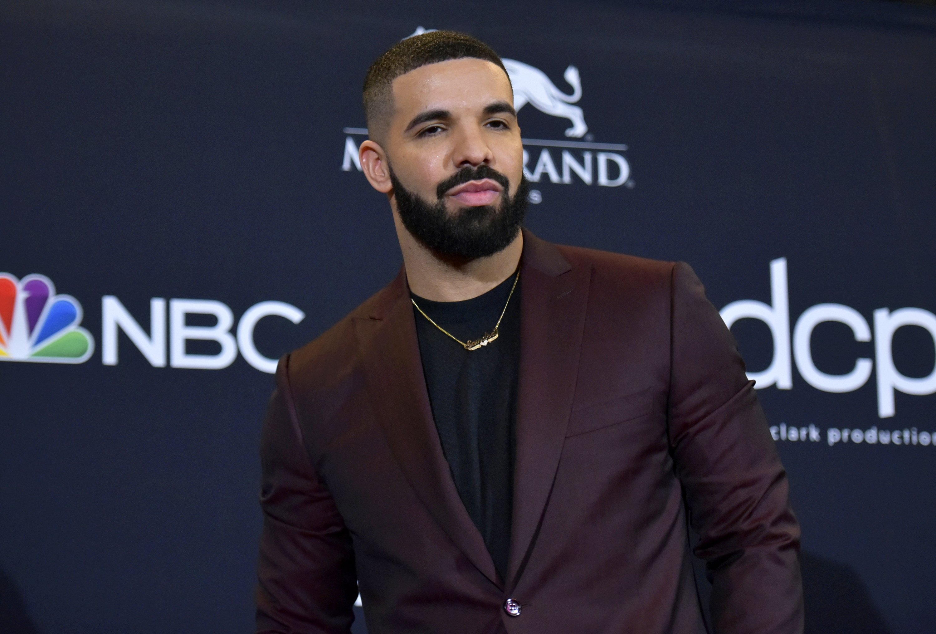 Drake lidera la lista de nominados a los Premios BET | AP News