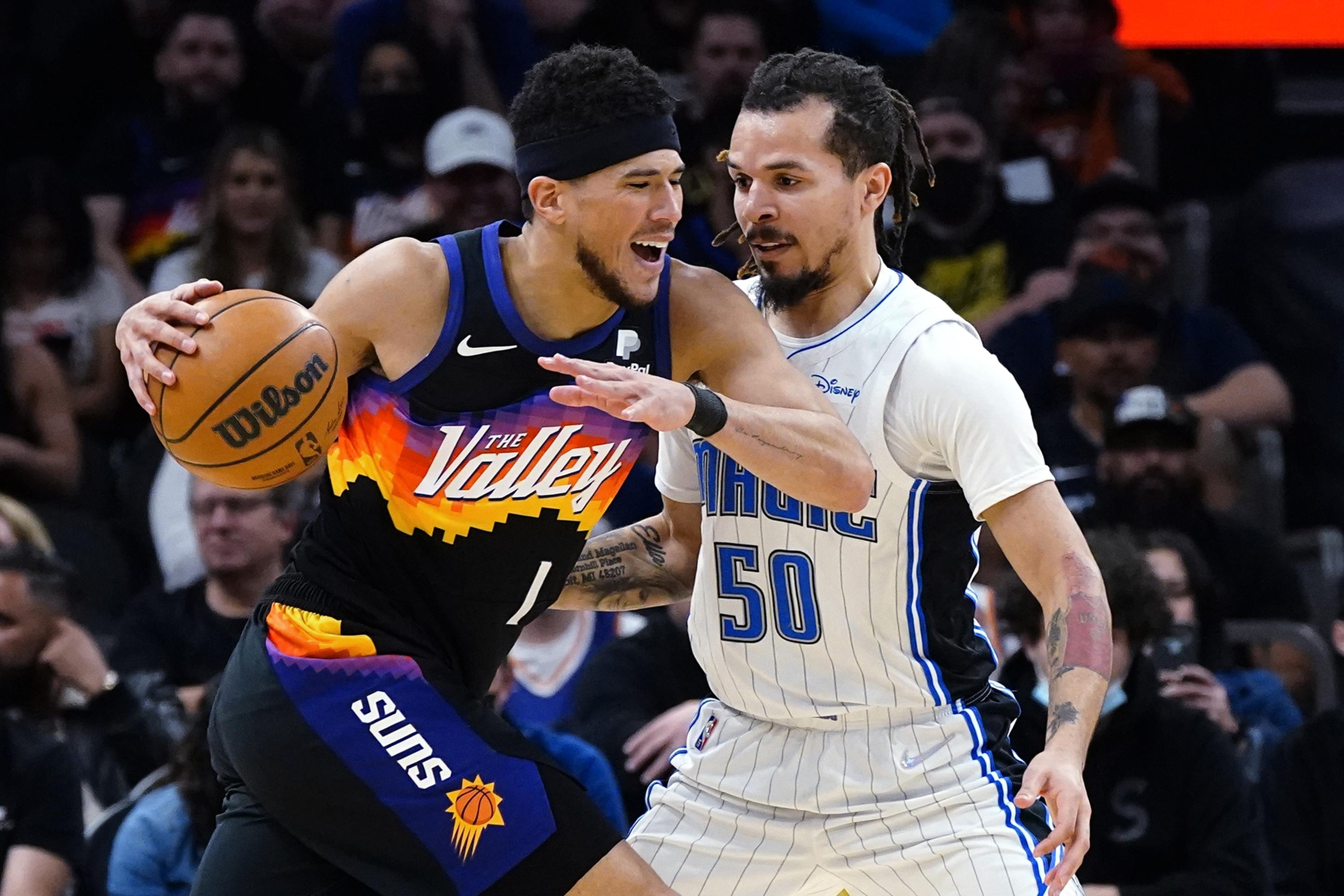 Booker lleva a líderes Suns a victoria sobre Magic | AP News