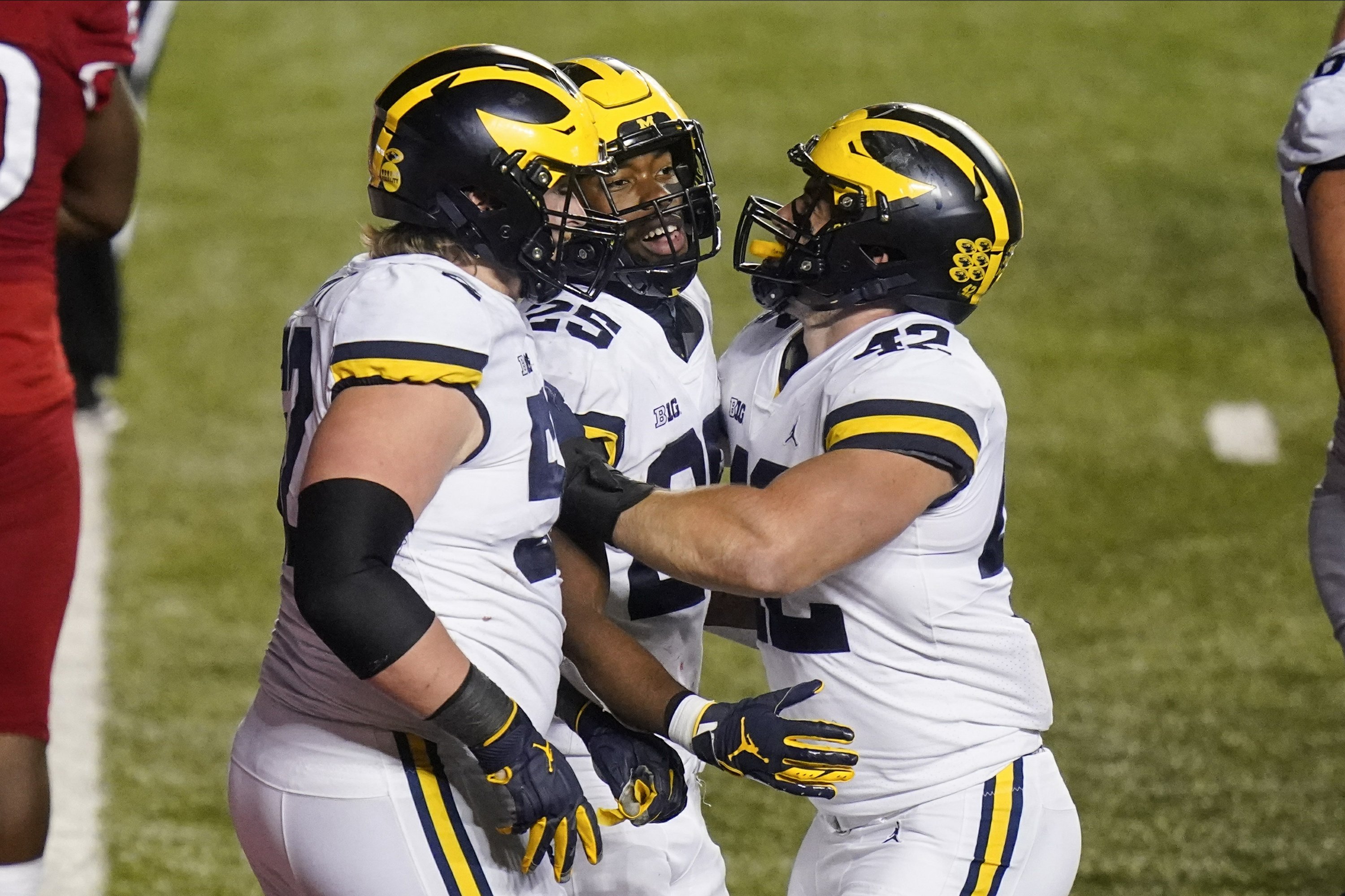 Michigan ends 3-game skid, beats Rutgers 48-42 in 3OT | AP News