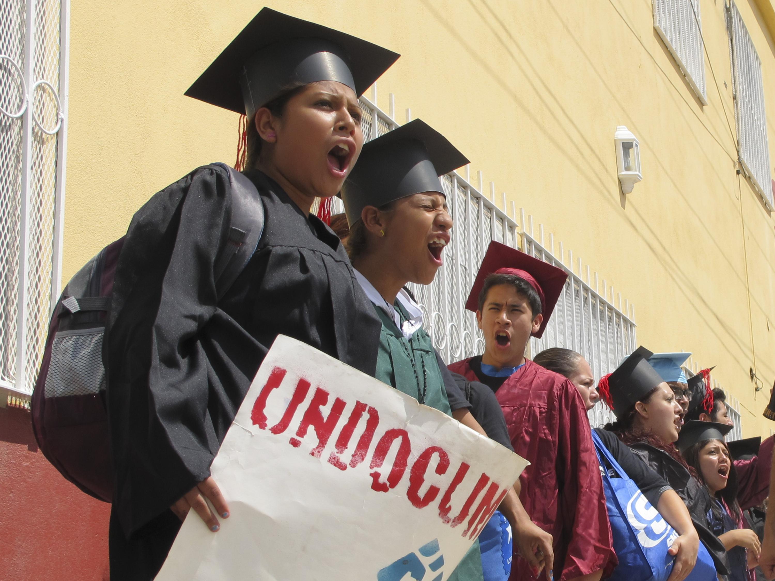 Some young migrants in Laredo protest released | AP News