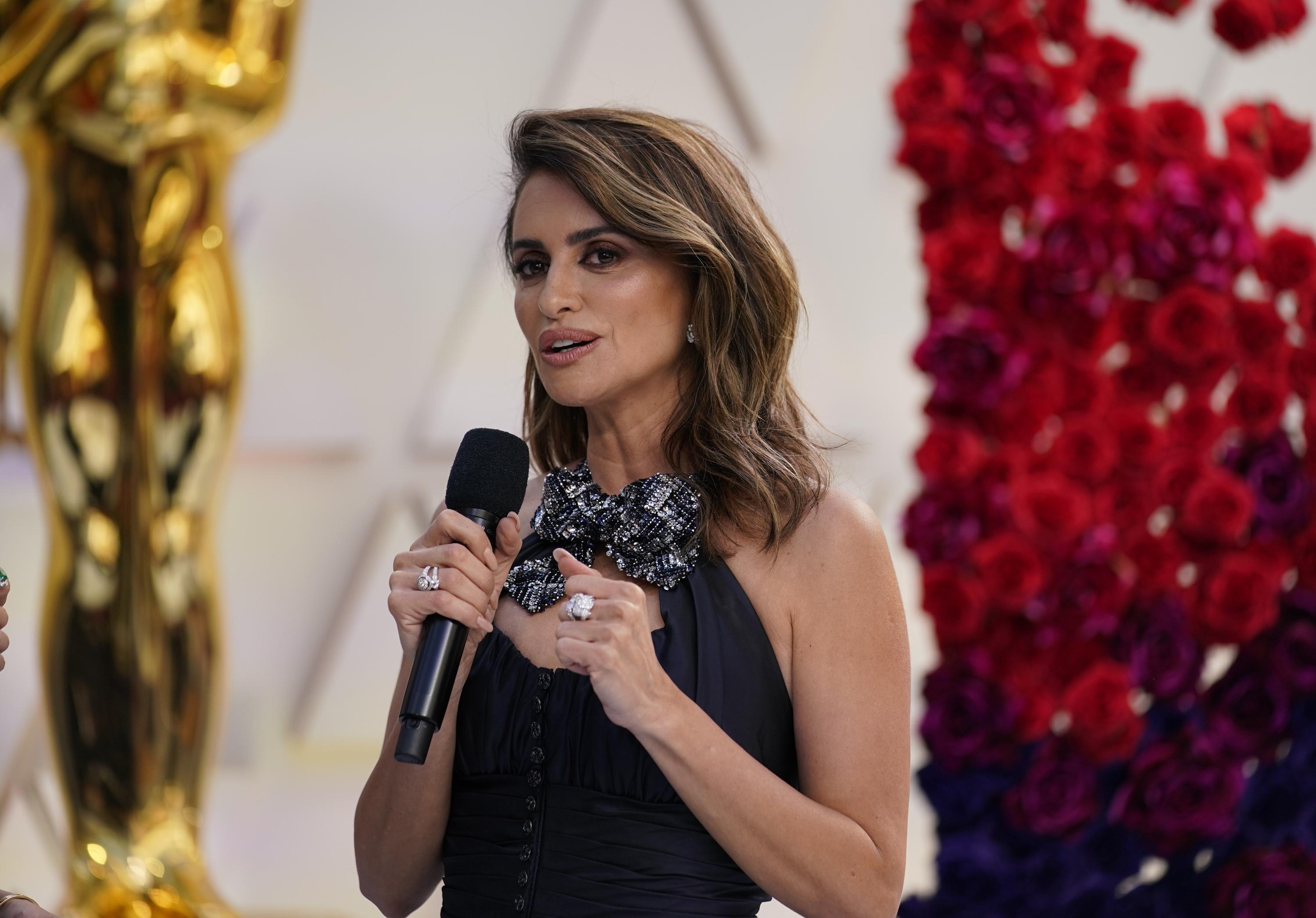 Spain honors Penélope Cruz for contribution to cinema | AP News