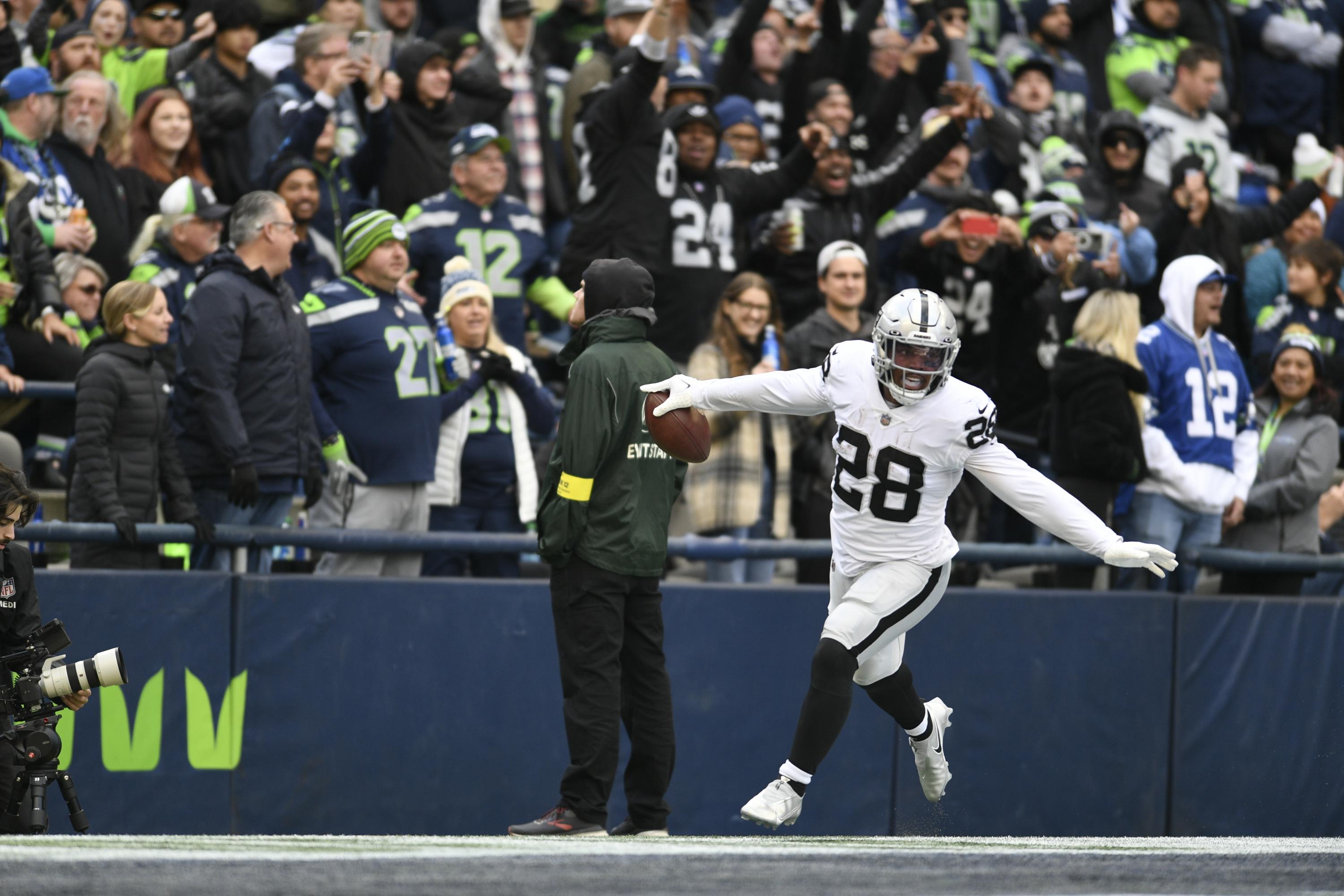 Jacobs corre para un TD de 86 yardas y Raiders ganan | AP News
