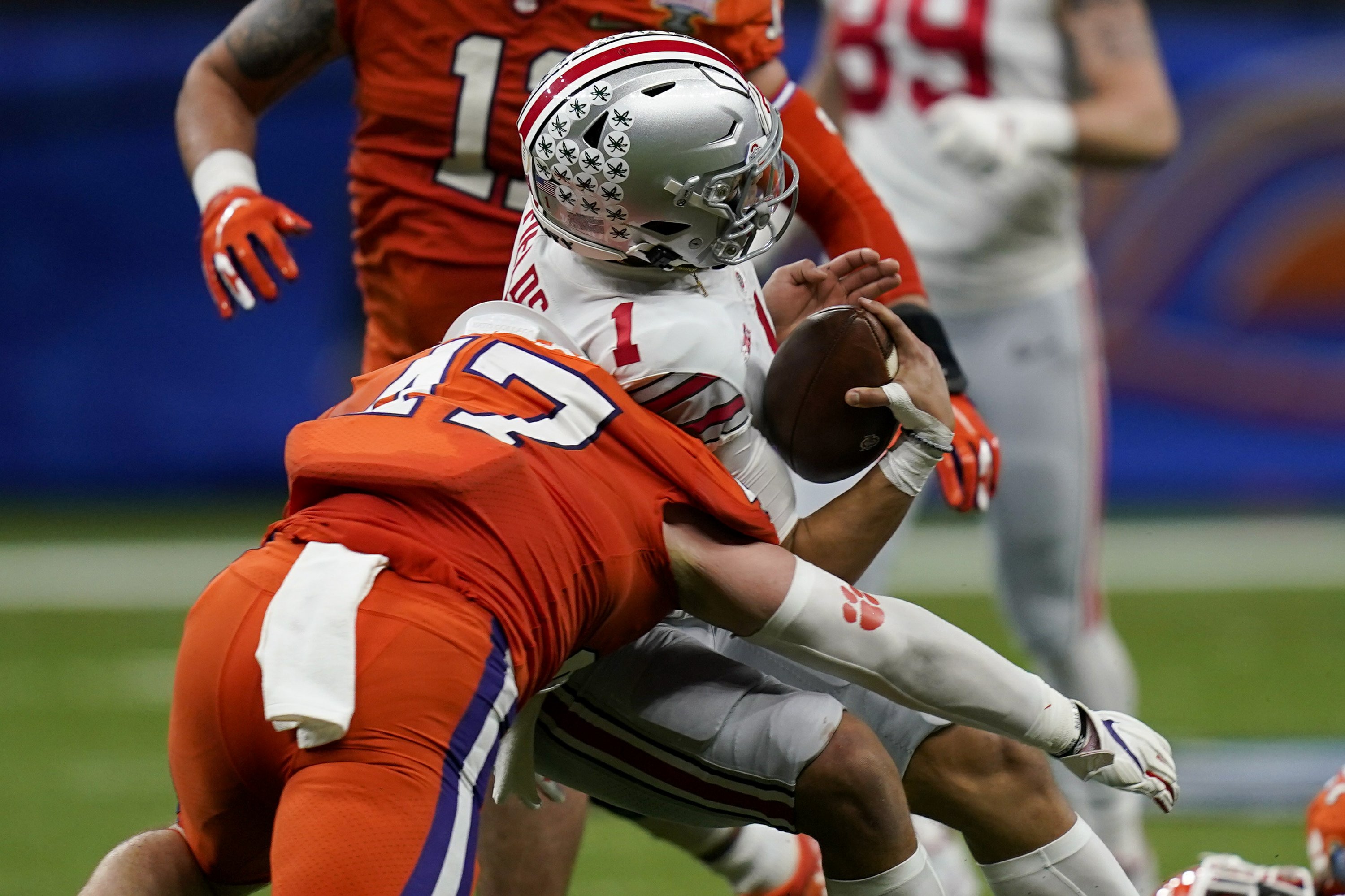 Clemson linebacker Skalski ejected for hit on Fields | AP News