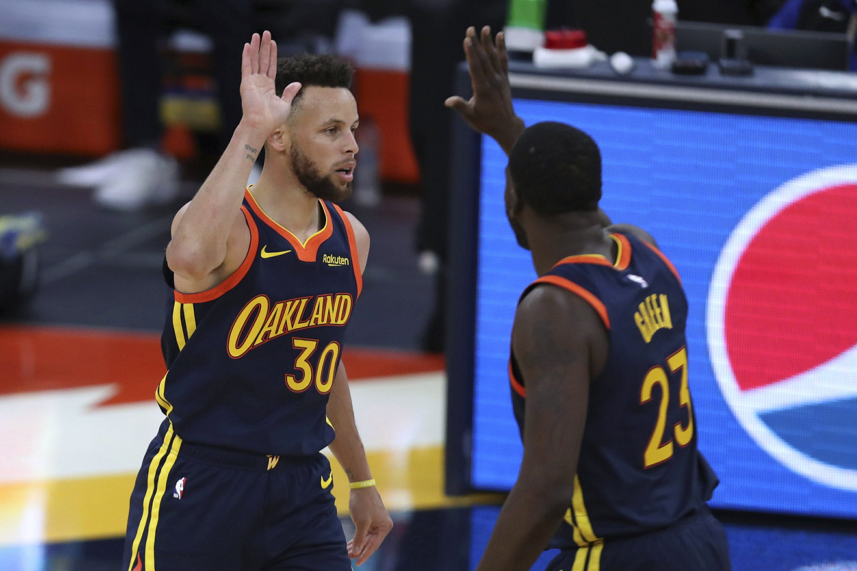 Stephen Curry scores 38 points, Warriors beat Rockets | AP News