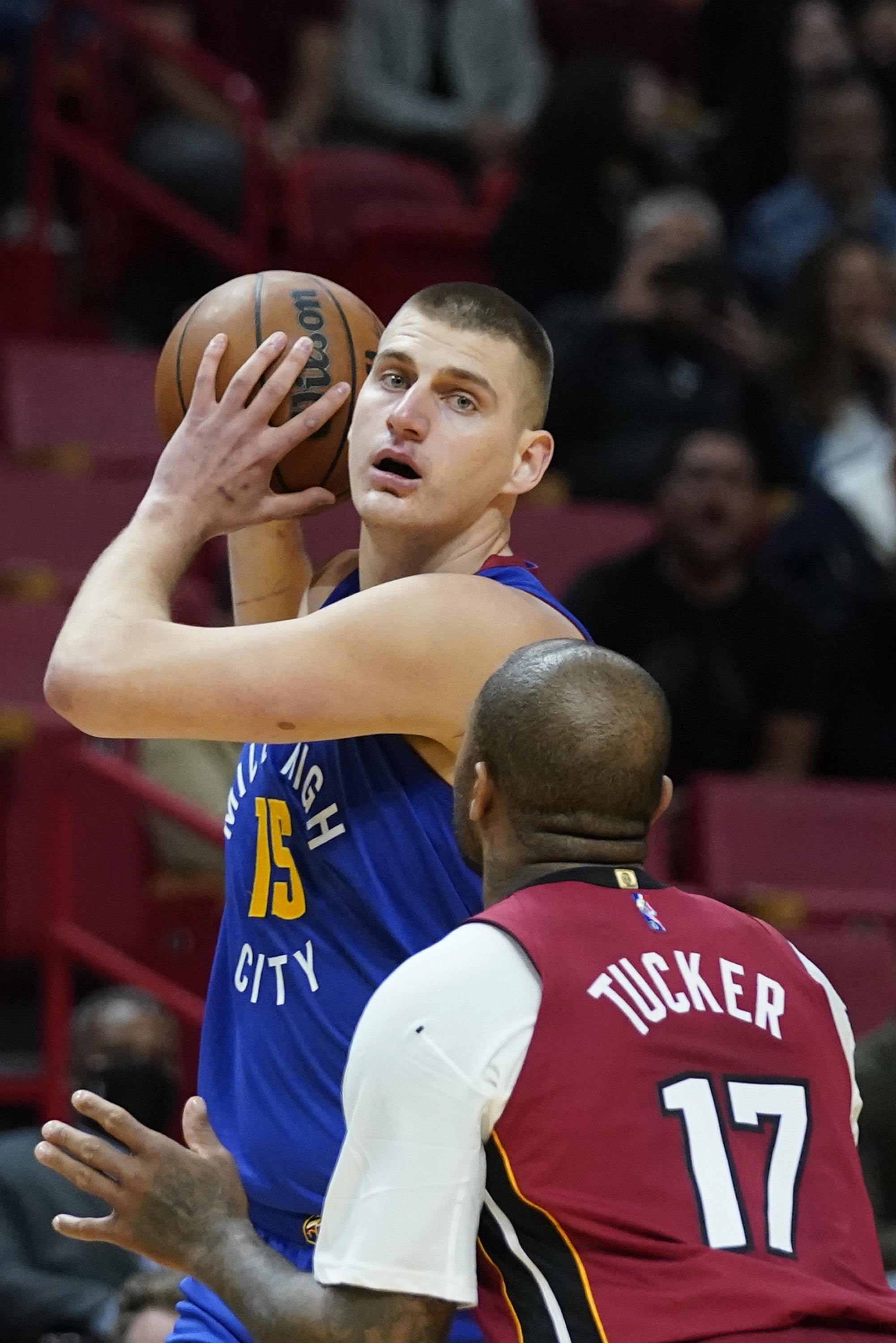 Jokic anota 24 puntos en regreso y Nuggets superan al Heat | AP News