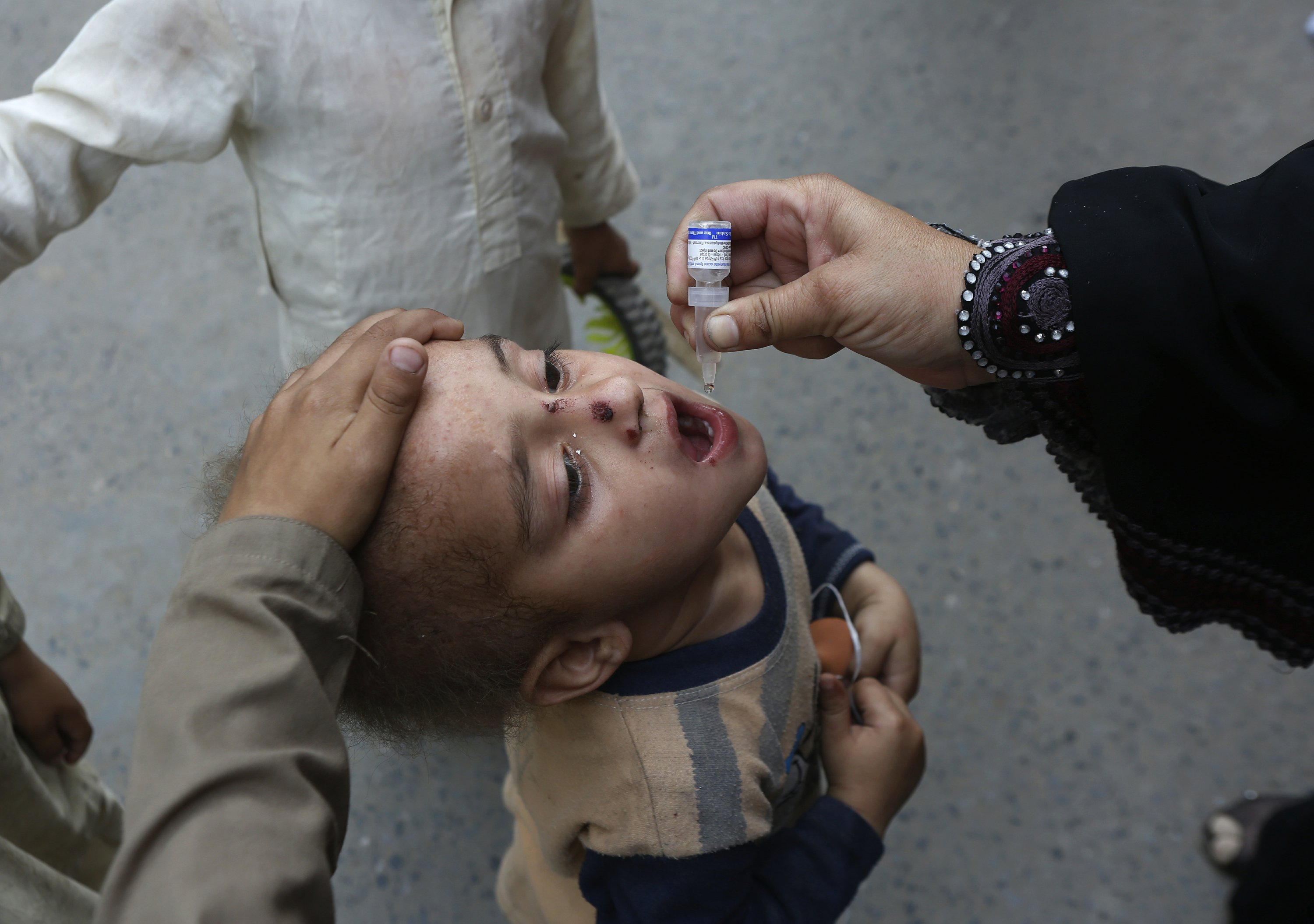 Pakistan launches anti-polio drive amid surge in coronavirus | AP News