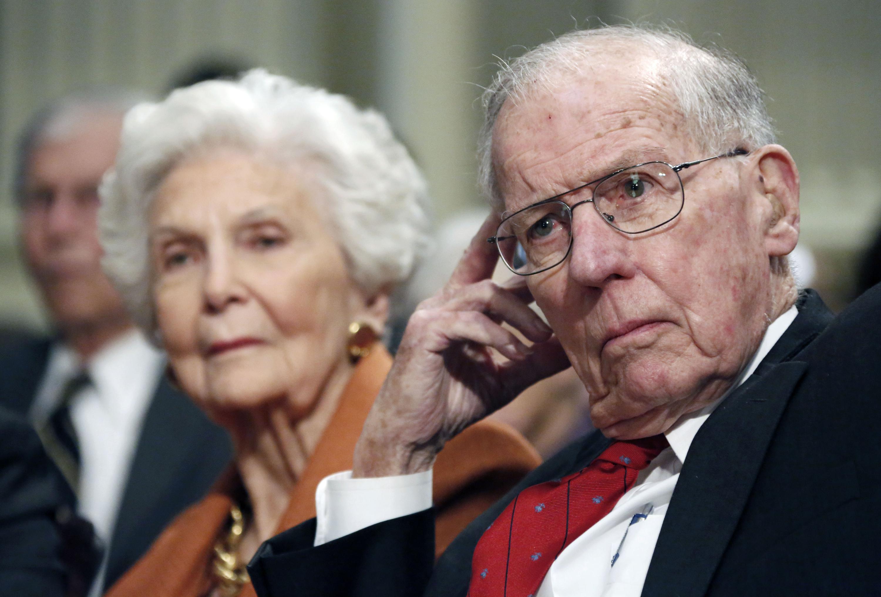 Clinton to speak at memorial of late Mississippi gov, wife | AP News