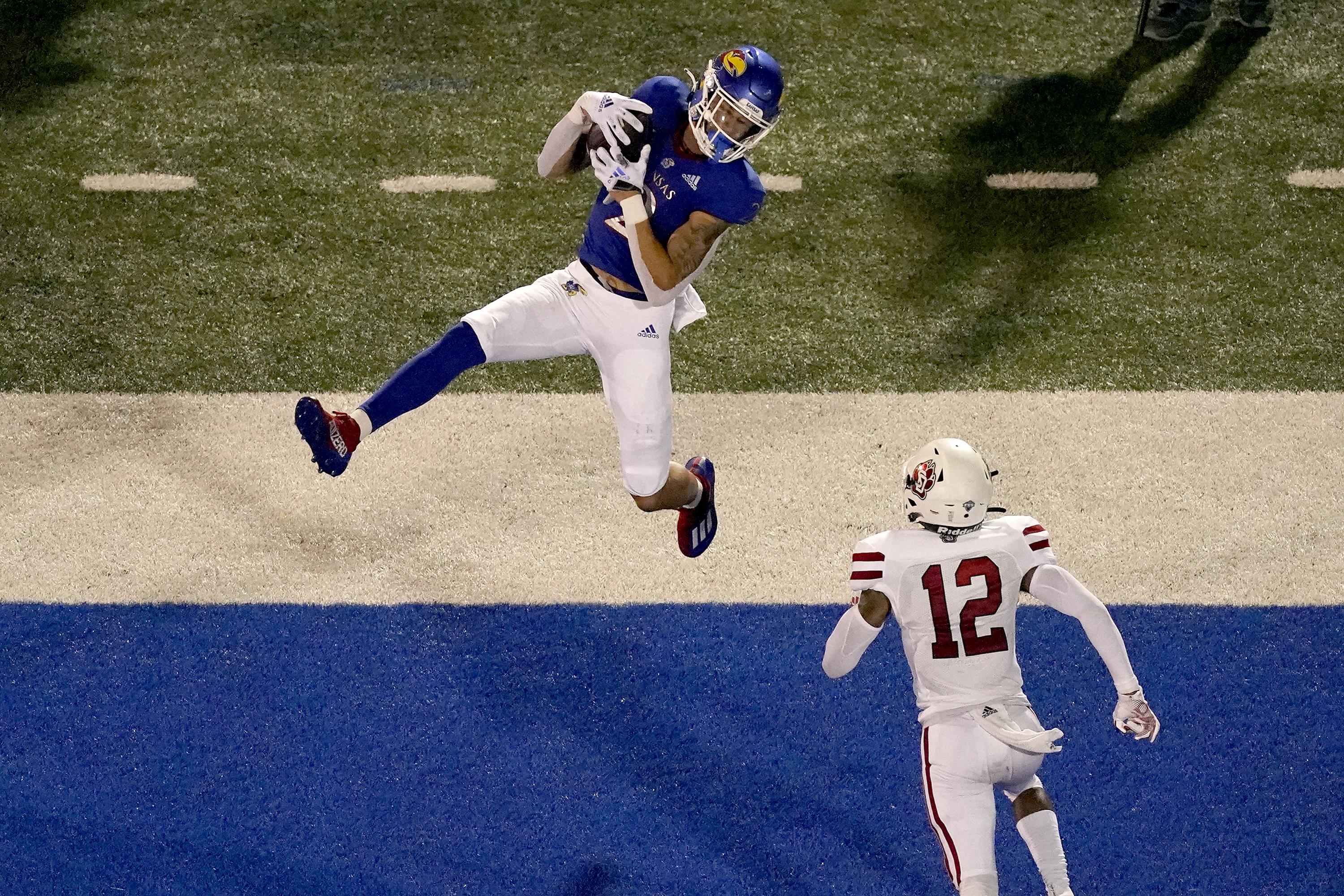 Kansas scores late to beat S. Dakota 17-14 in Leipold debut | AP News