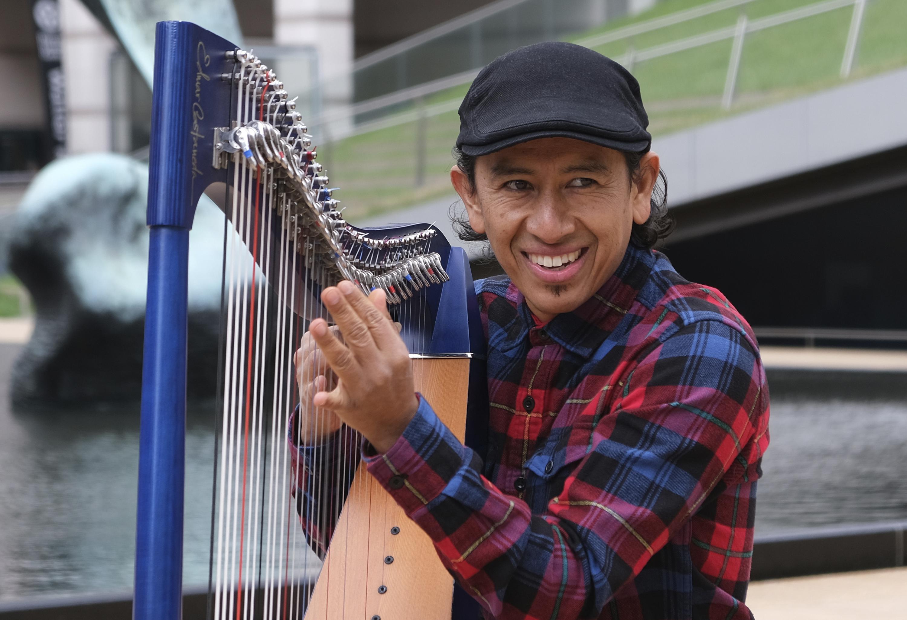 Edmar Castañeda, arpa a ritmo de jazz en el Lincoln Center | AP News