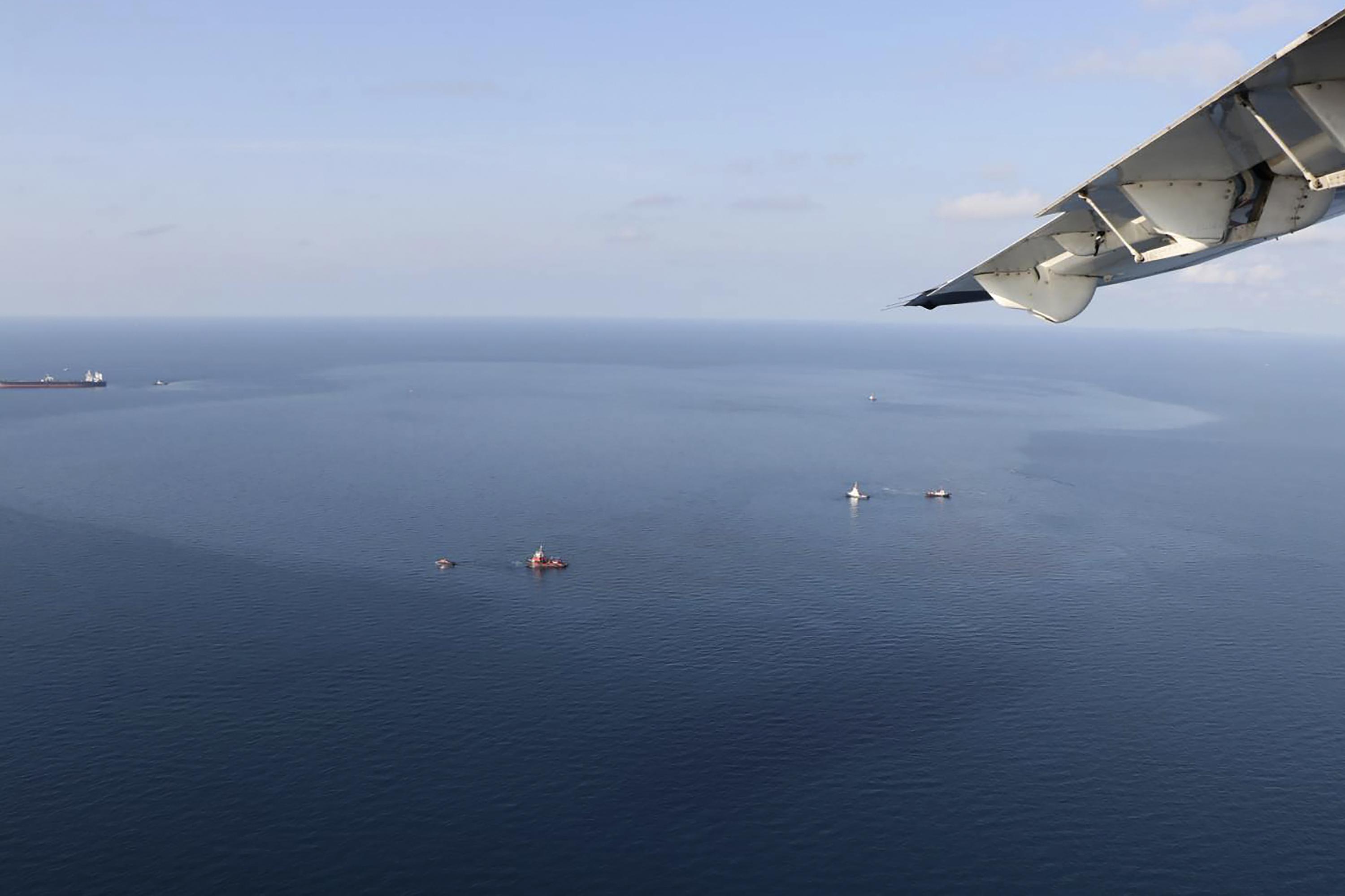 Offshore oil spill threatens beaches in eastern Thailand | AP News