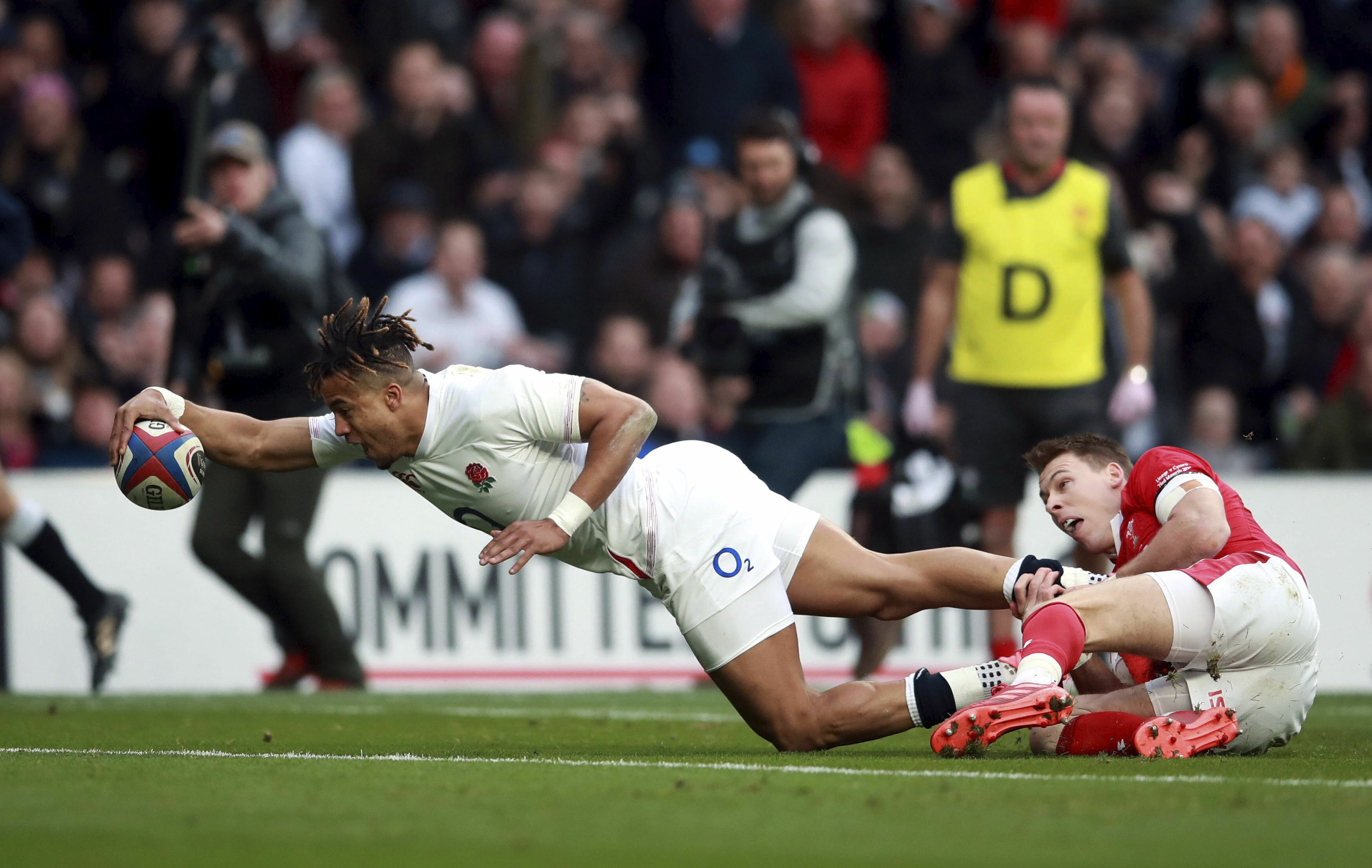 6N: England downs Wales 33-30 to keep pressure on France | AP News