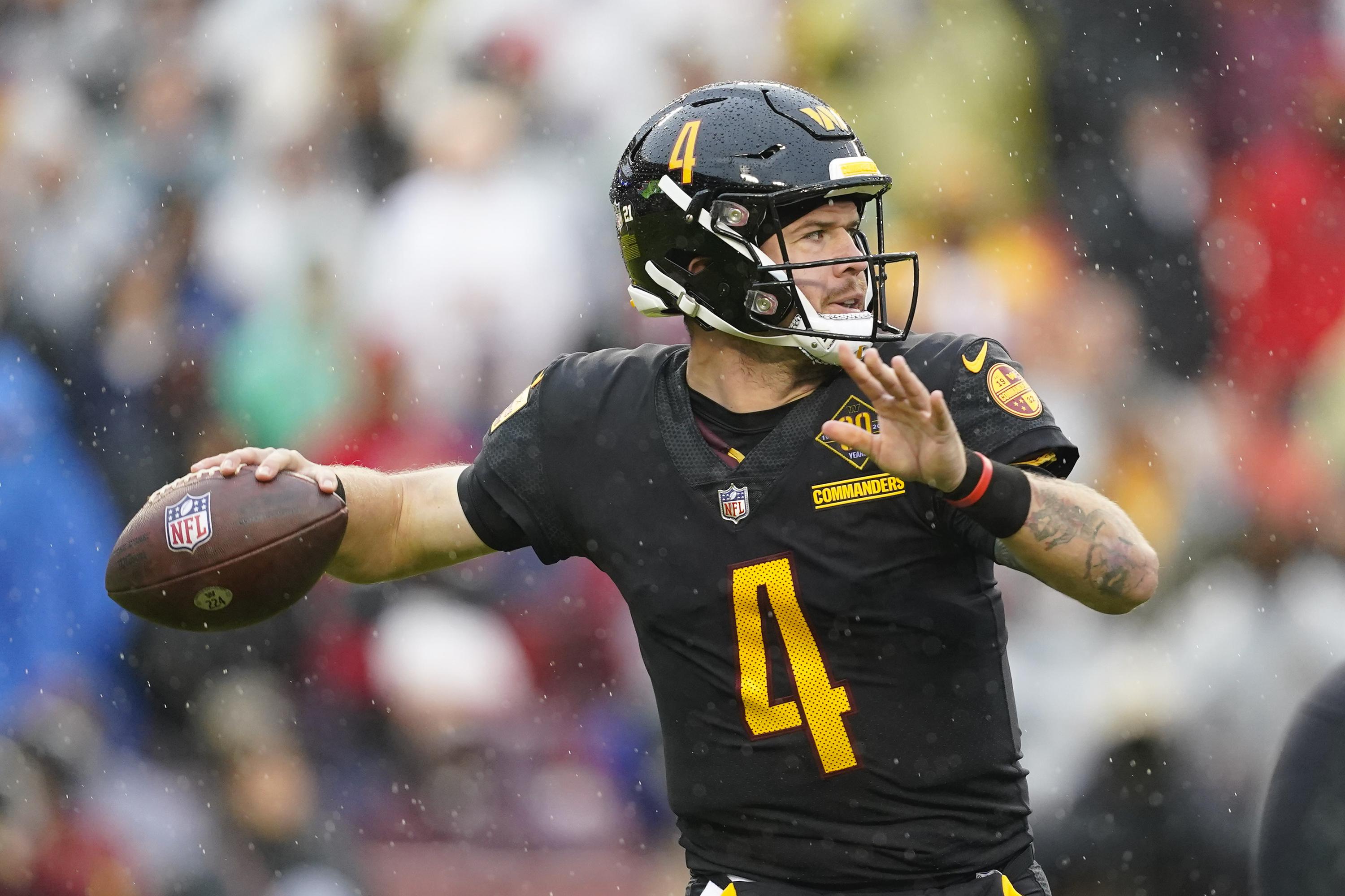 Commanders superan por tierra a Falcons en tarde lluviosa | AP News