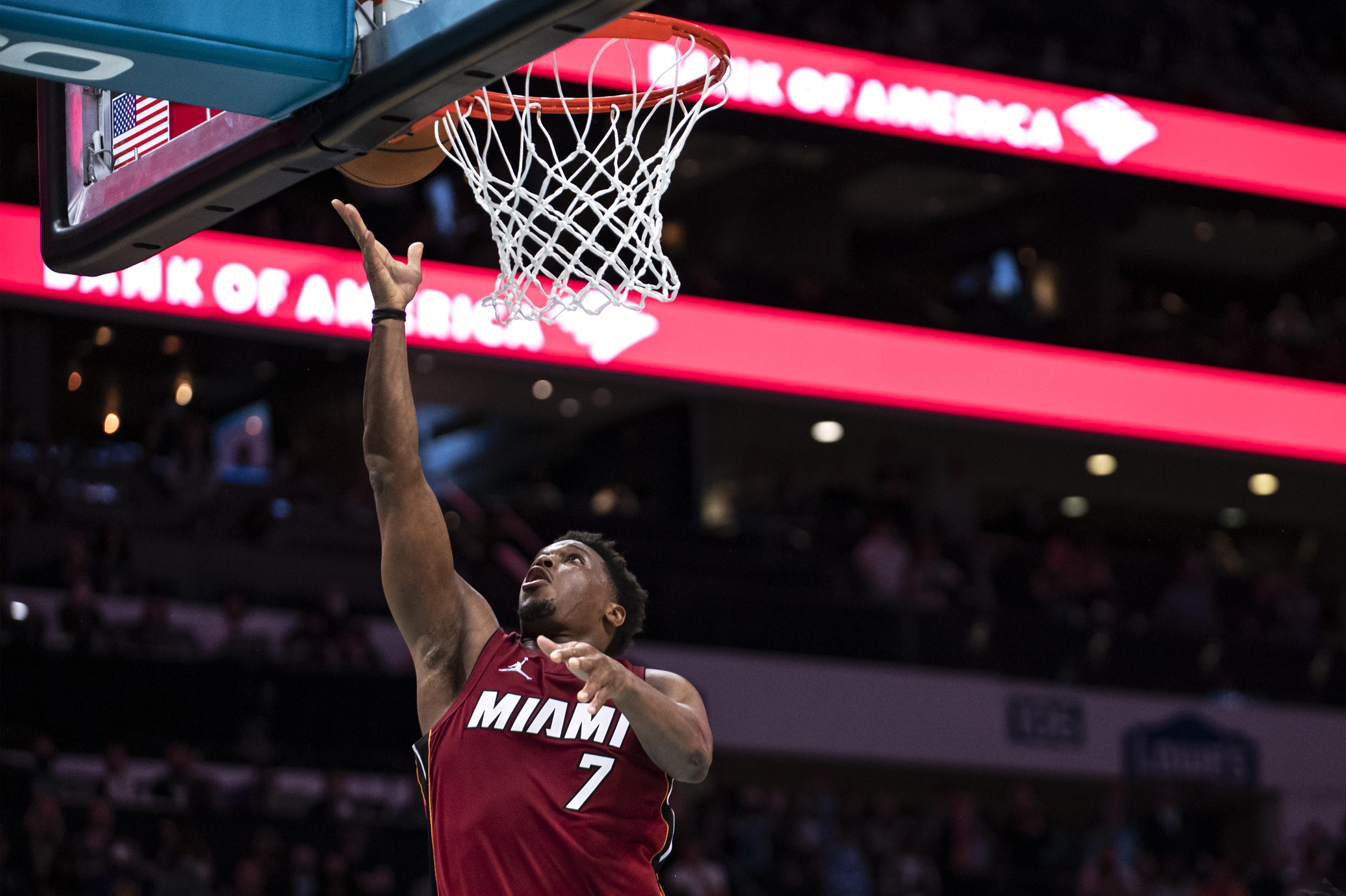 Lowry y Heat remontan ante Hornets | AP News