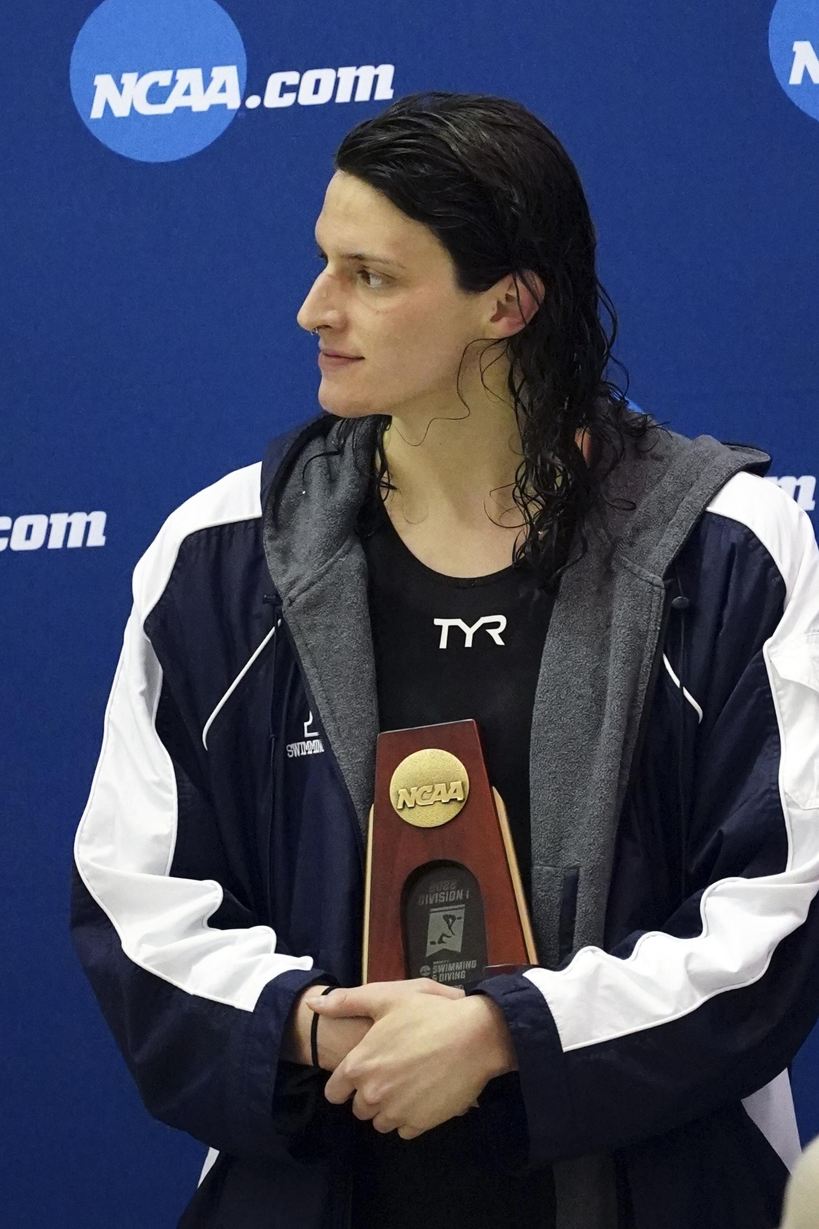 Alex Walsh helps Virginia keep pace for 2nd straight title | AP News