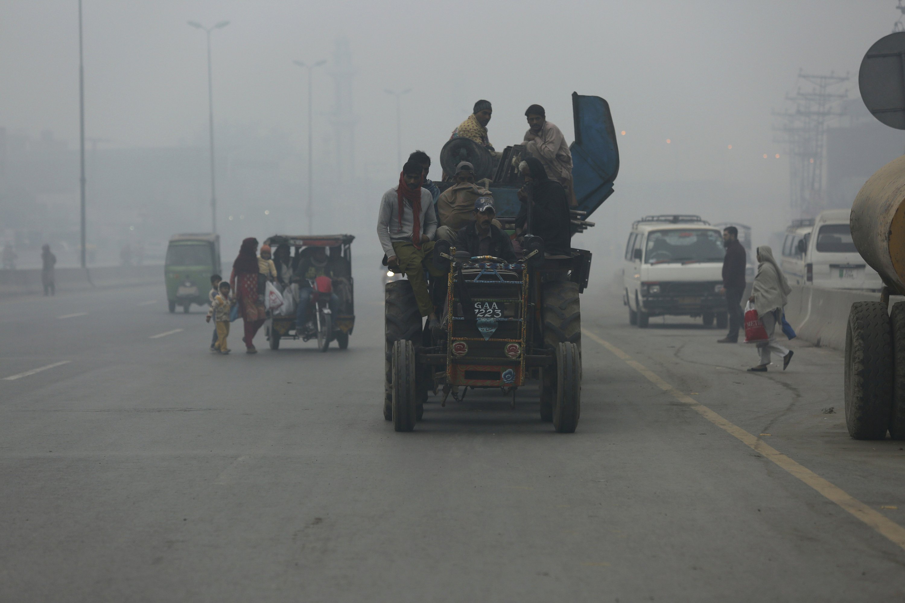 Rights group draws attention to heavy smog in Pakistan | AP News