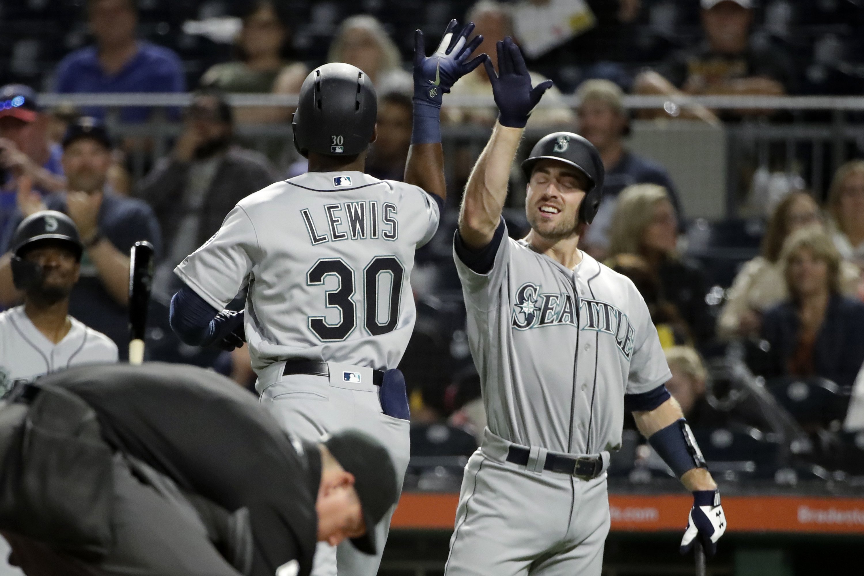Lewis logra 5to jonrón en 9 días; Marineros vencen a Piratas | AP News