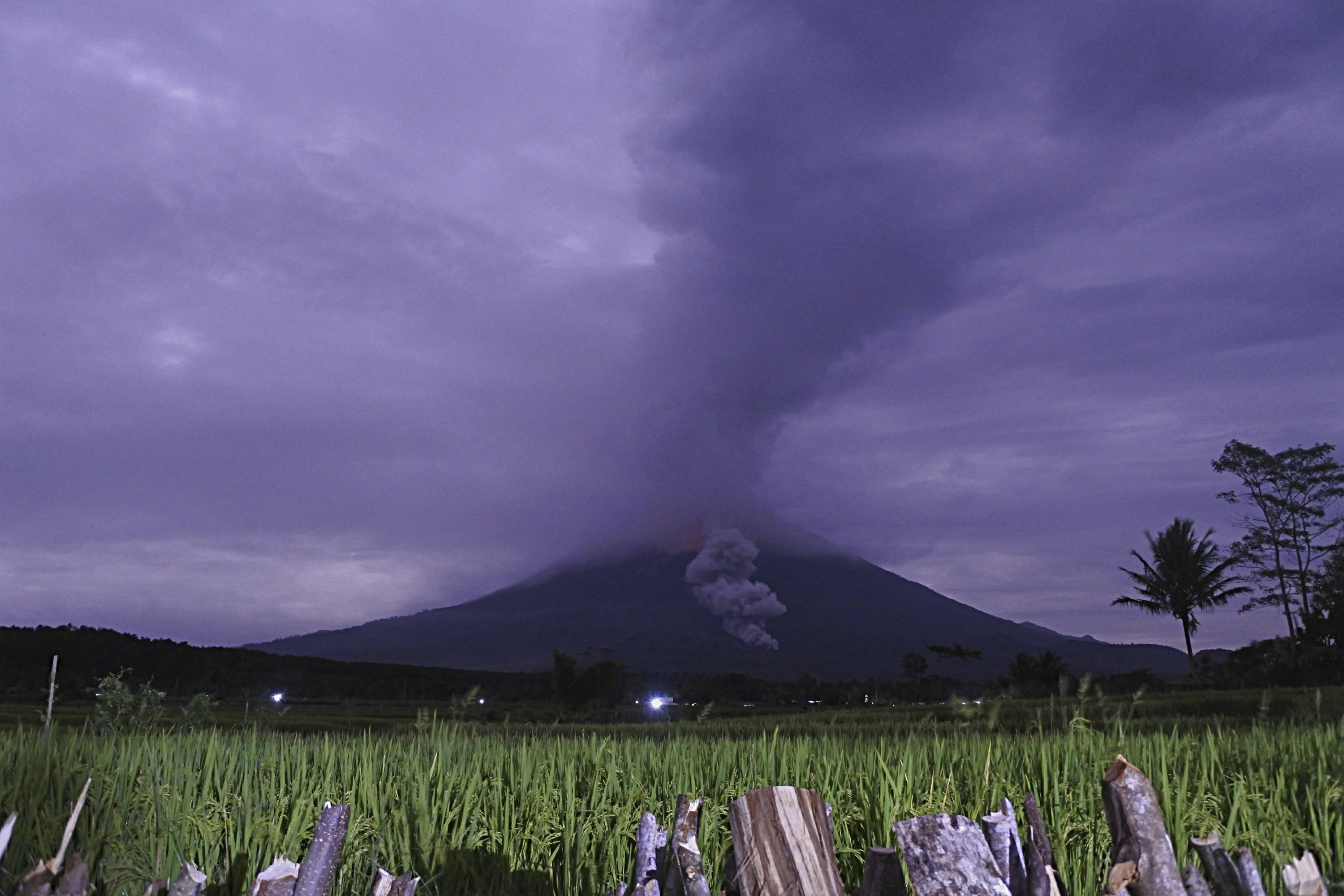 Thousands flee as activity in Indonesian volcanoes increases