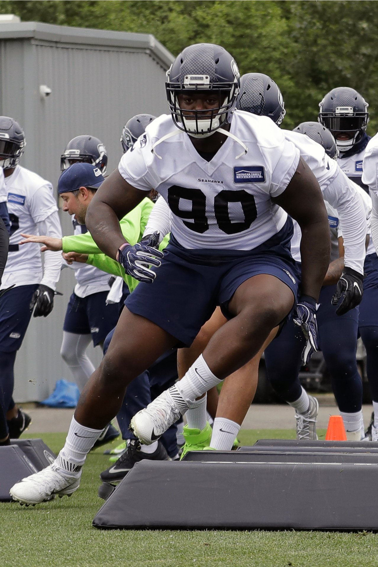 NFL suspende 6 juegos al defensivo Jarran Reed, de Seahawks | AP News