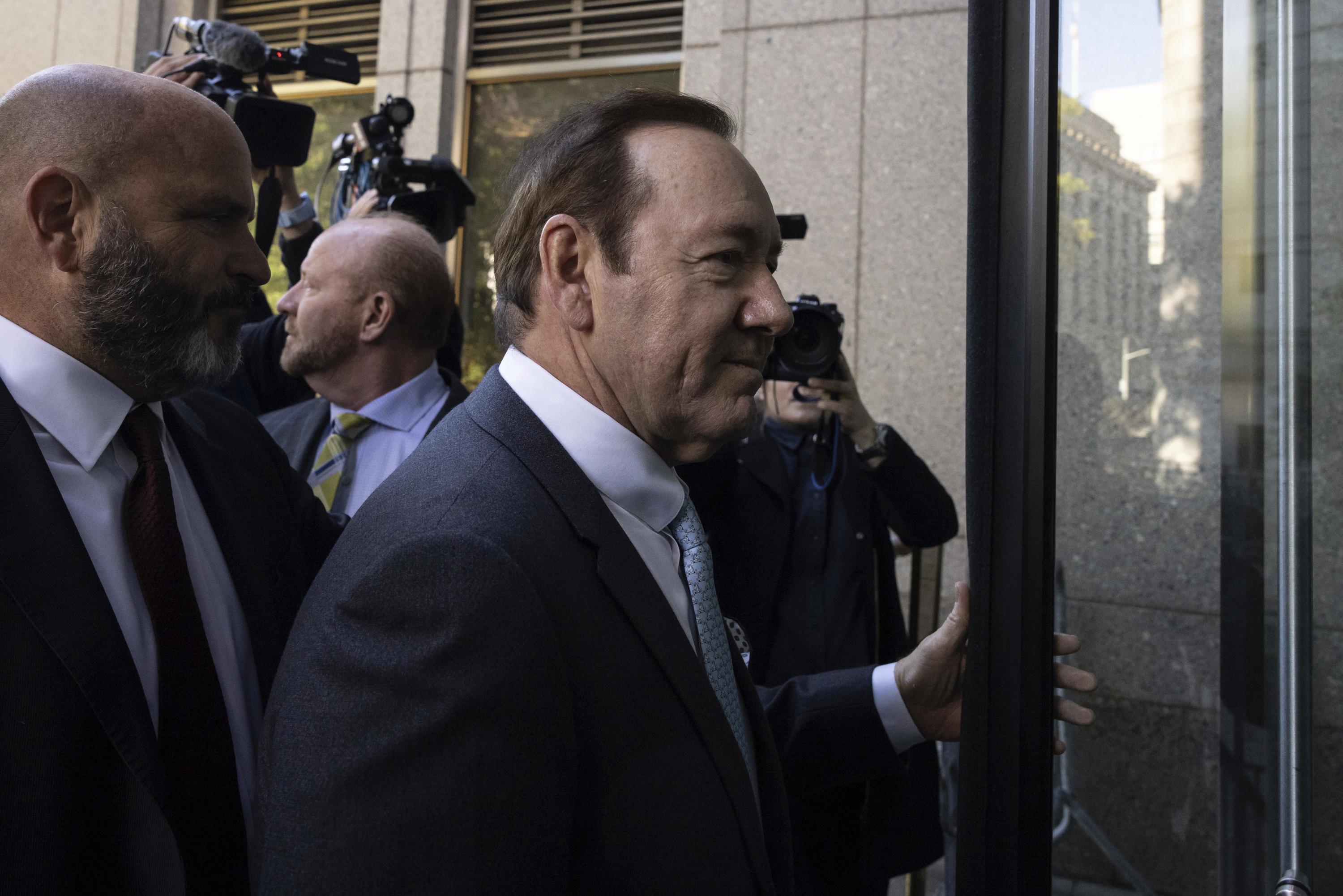 Kevin Spacey enfrenta juicio civil por abuso sexual | AP News