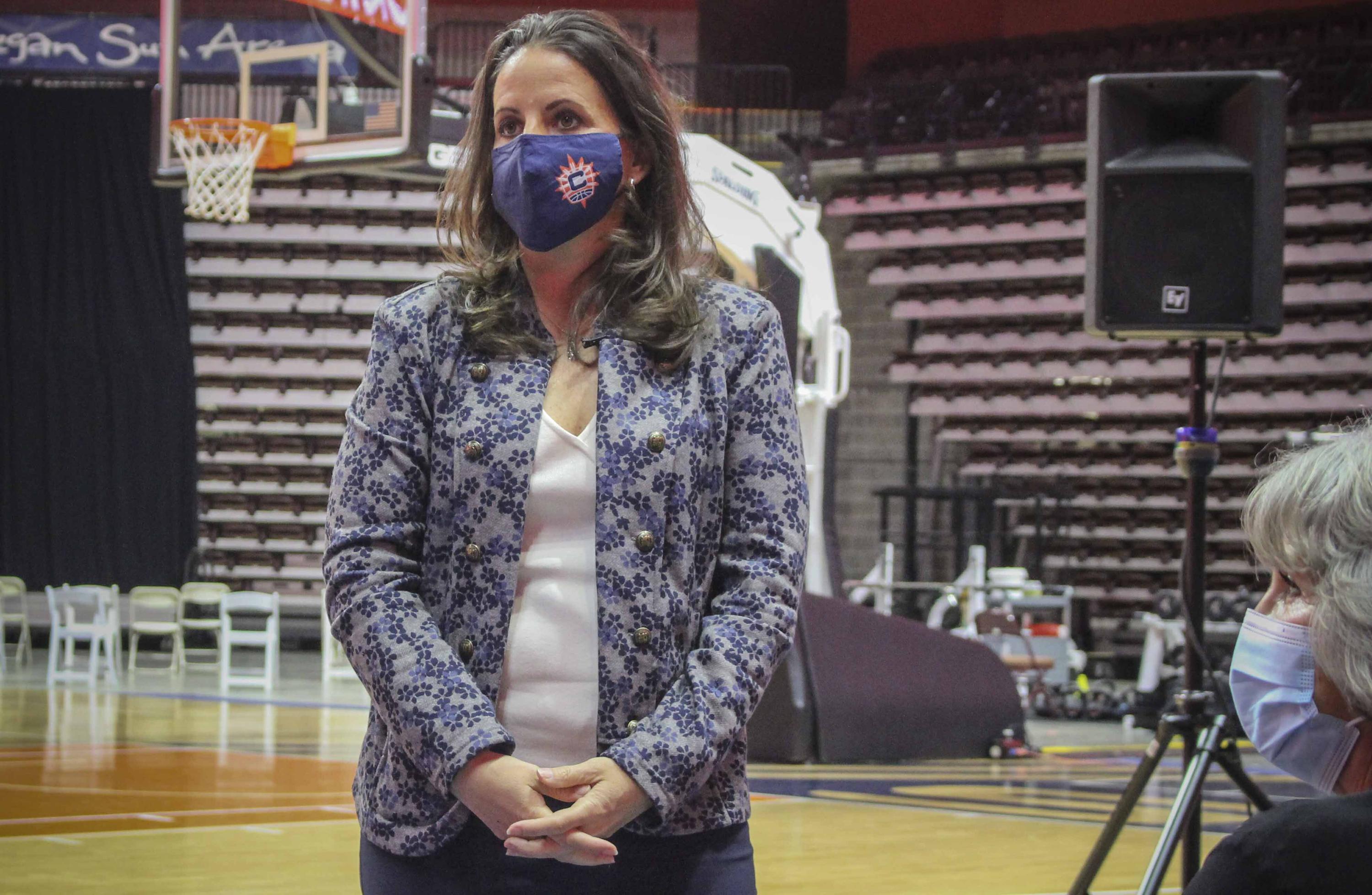 Connecticut Sun's Rizzotti to continue as Olympic assistant | AP News