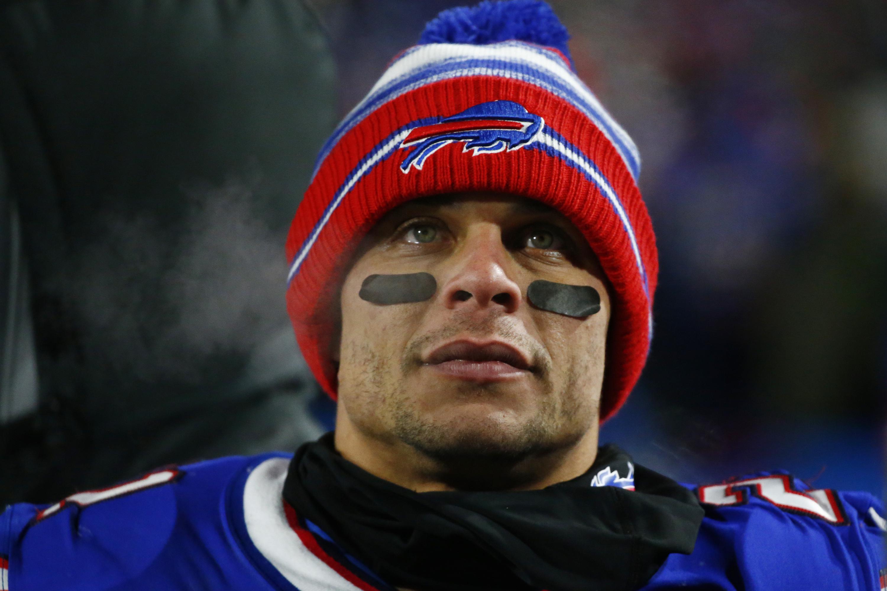 AP source: Poyer will report for Bills' mandatory practices | AP News