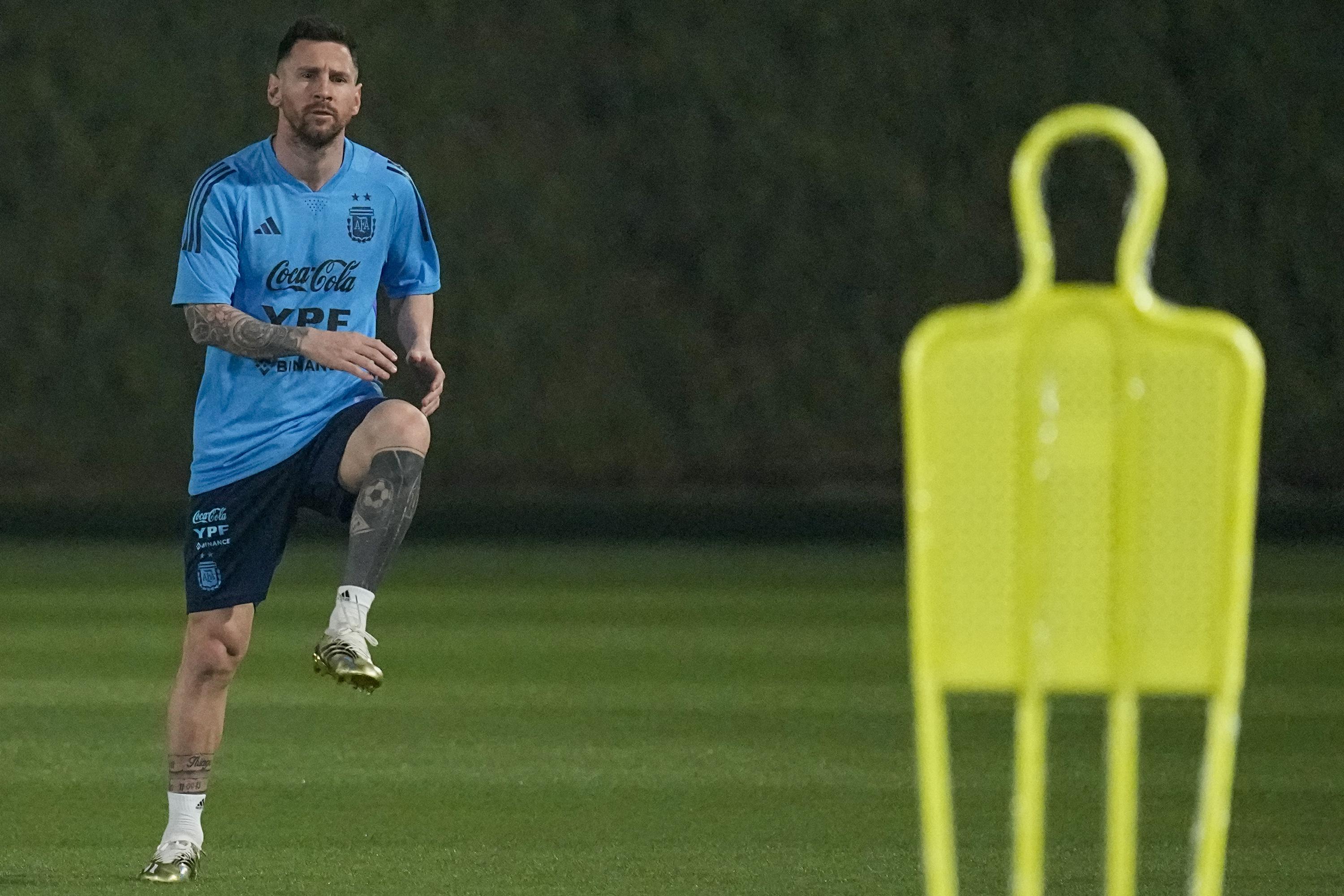 Messi entrena con normalidad y lleva calma a la Argentina | AP News