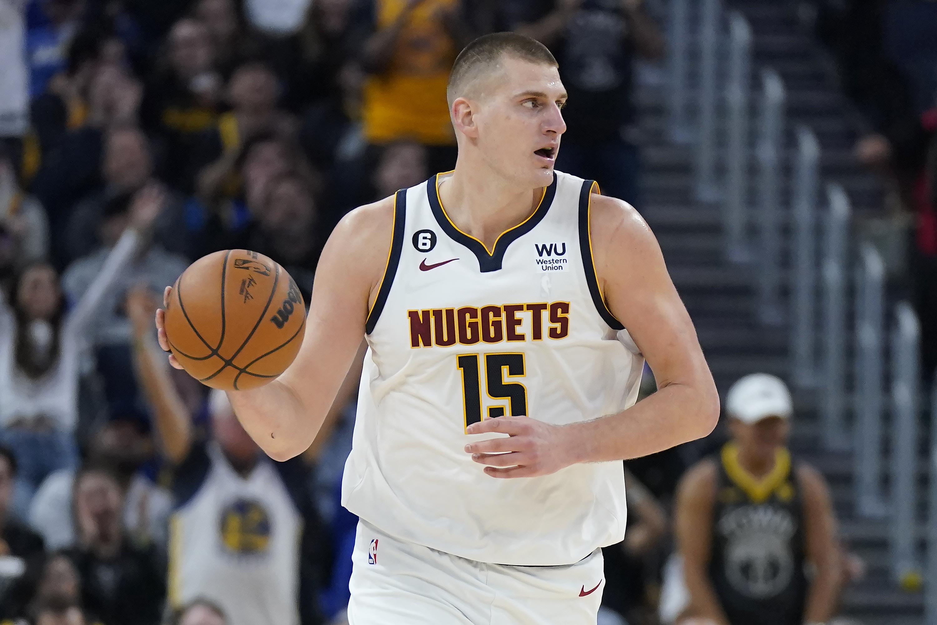 Nikola Jokic logra triple-doble y Nuggets vencen a Warriors | AP News
