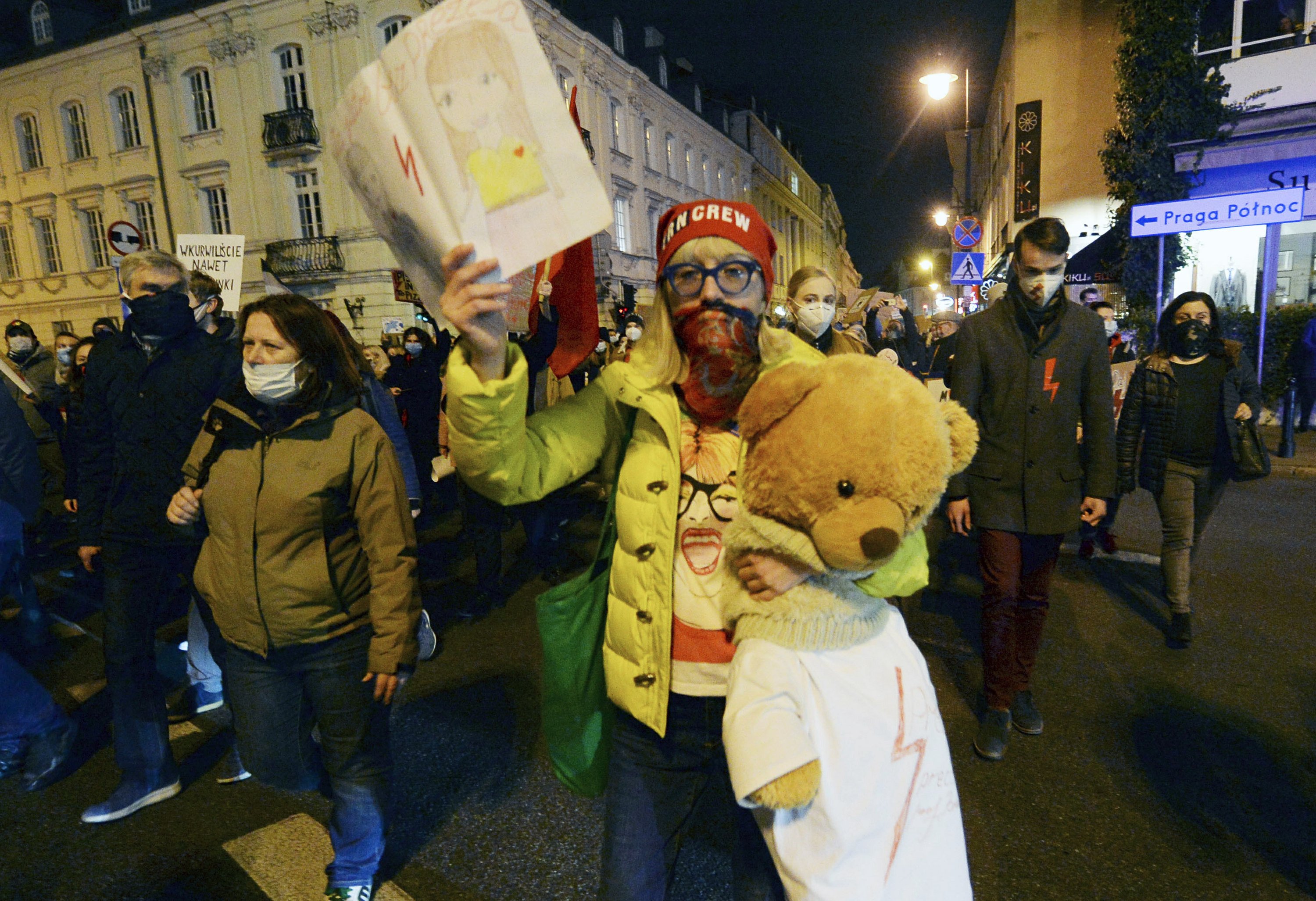 Poland: Tens of thousands hold new protest over abortion ban