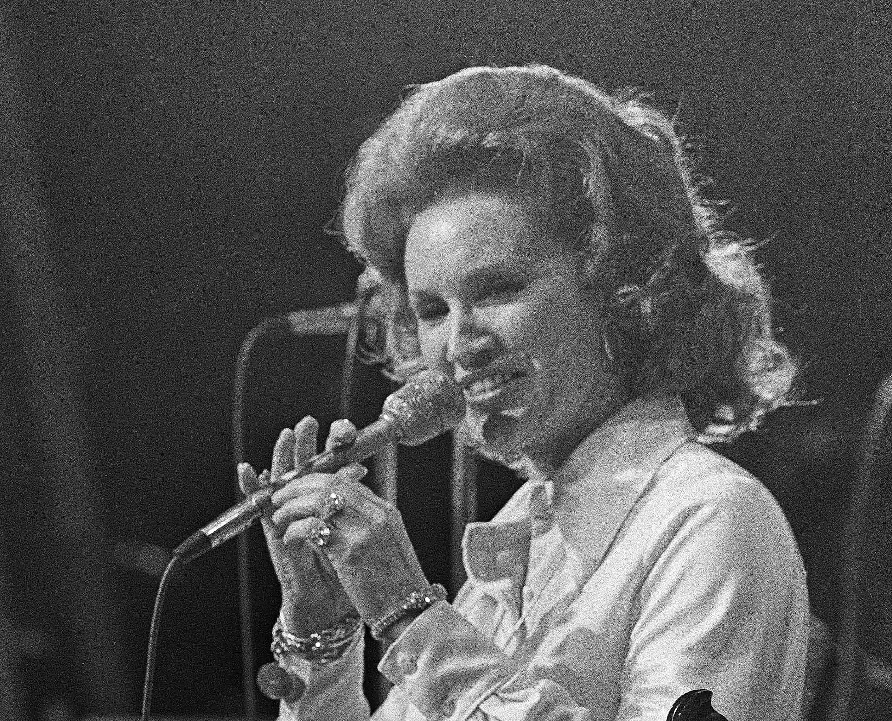 Singer-songwriter Jan Howard dies at 91 | AP News