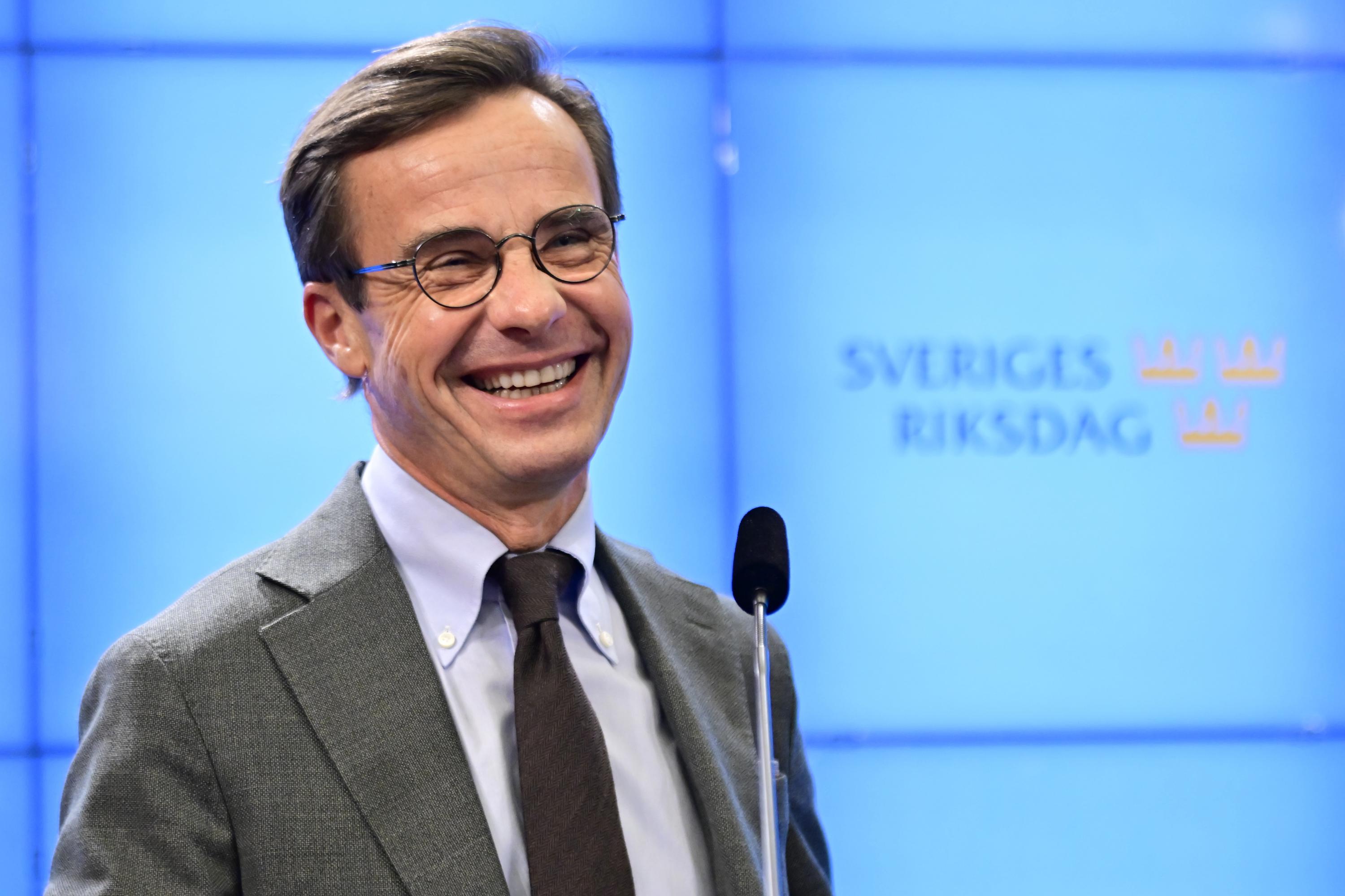 Swedish center-right leader gets more time to form coalition | AP News