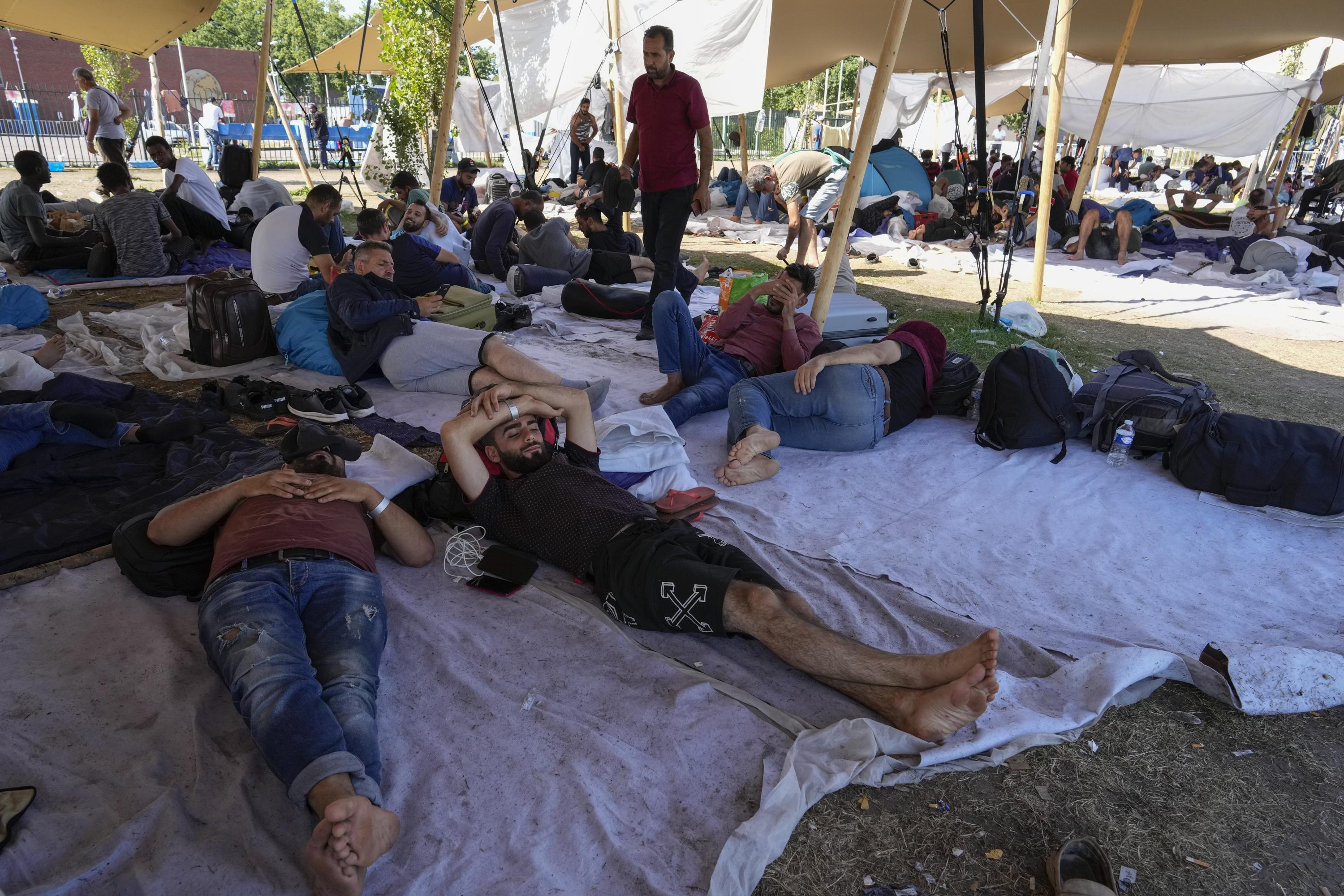 Dutch agencies help migrants sleeping outside crowded camp | AP News