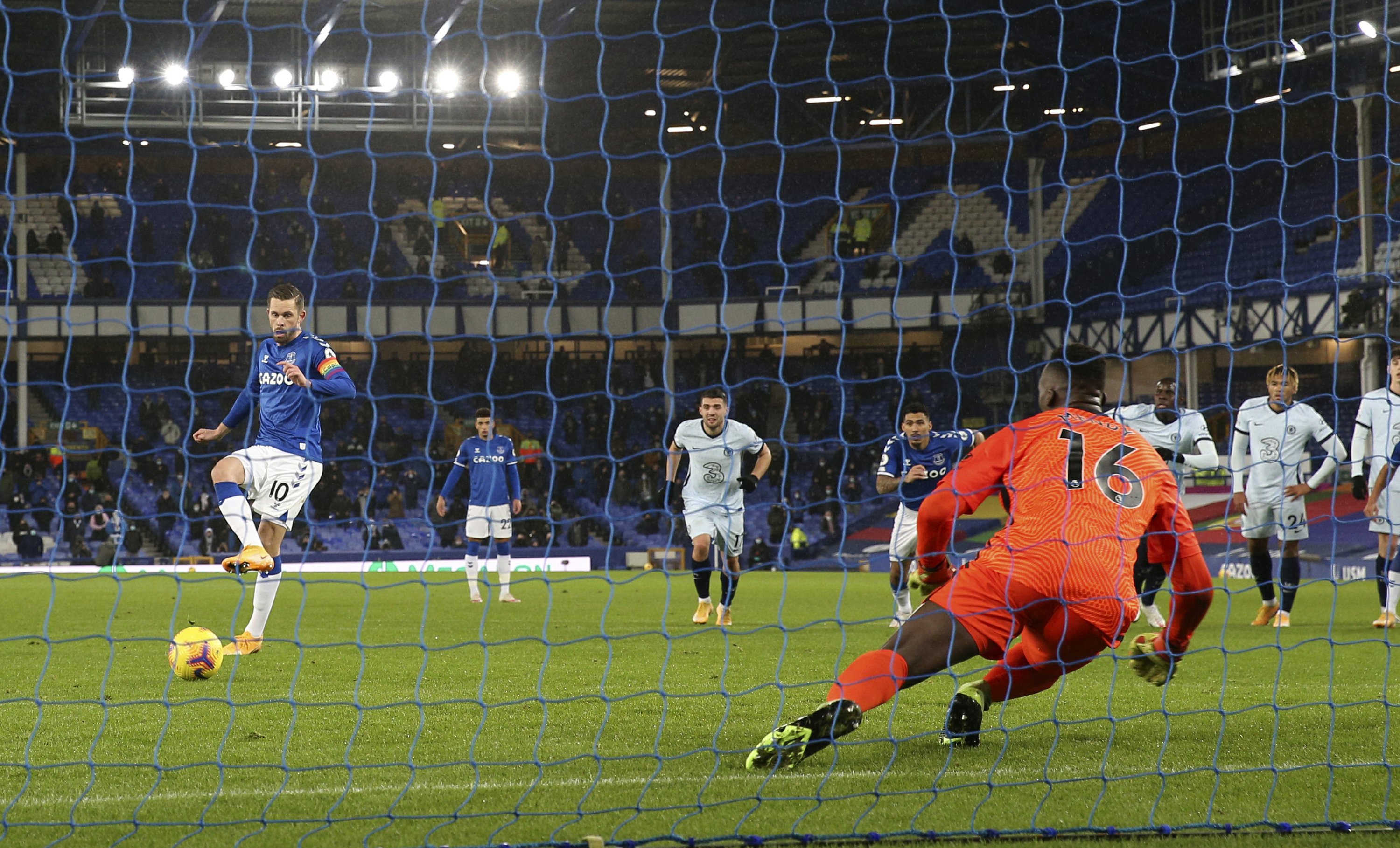 Chelsea's 17-game unbeaten run ends with 1-0 loss at Everton | AP News