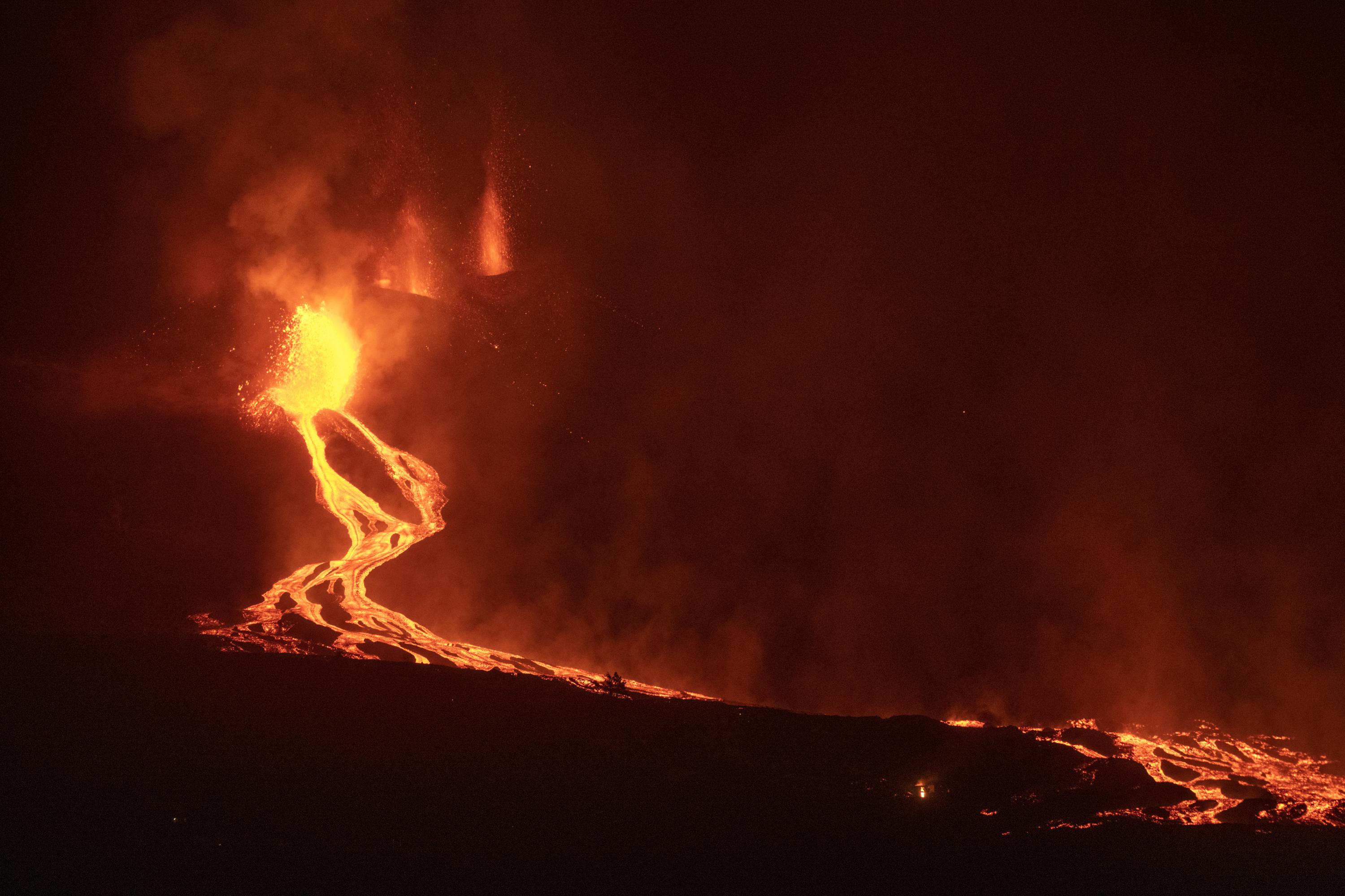 Lava de volcán español acelera su avance hacia el Atlántico | AP News