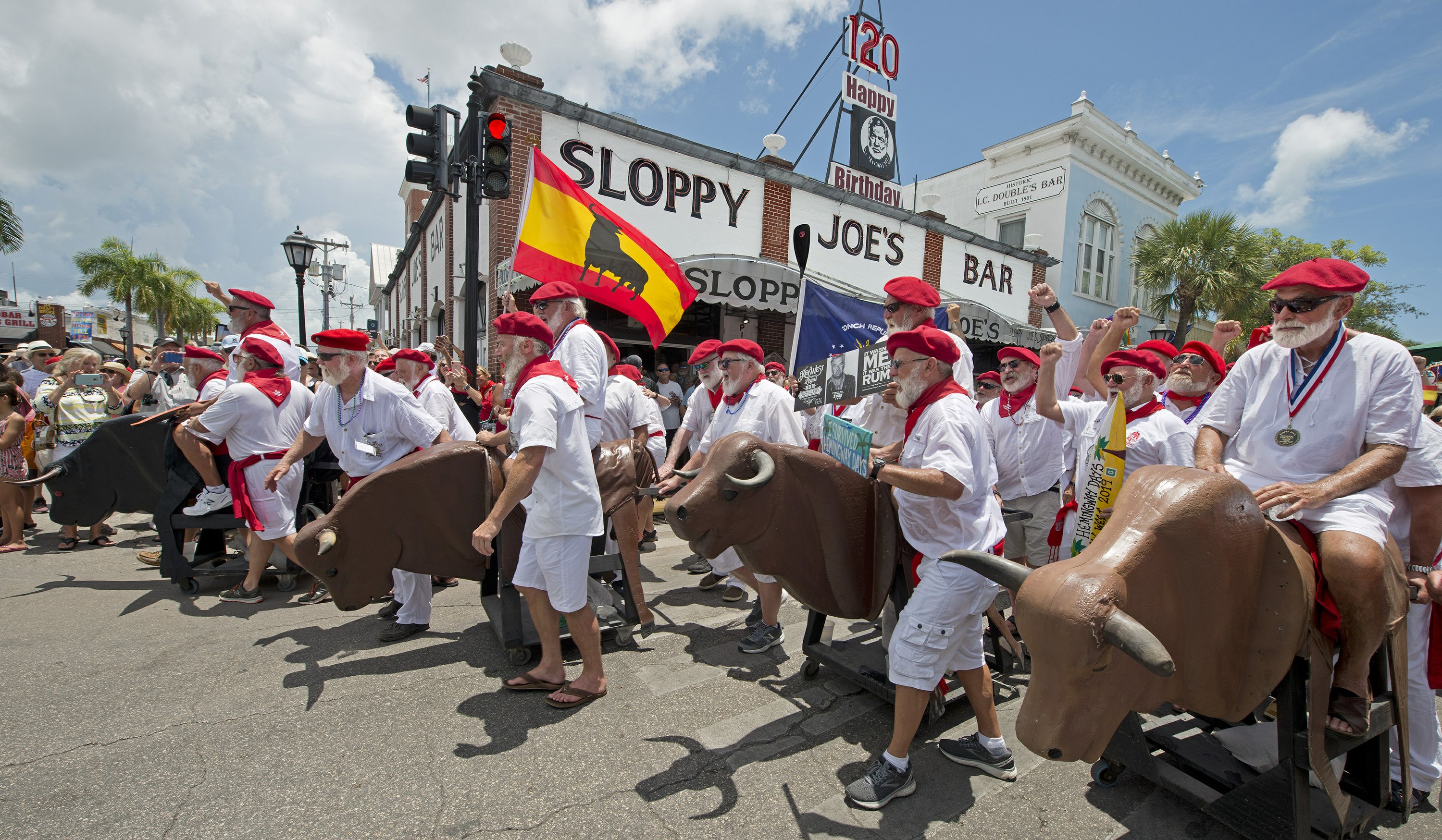 Tennessee banker wins annual Hemingway Look-Alike contest | AP News