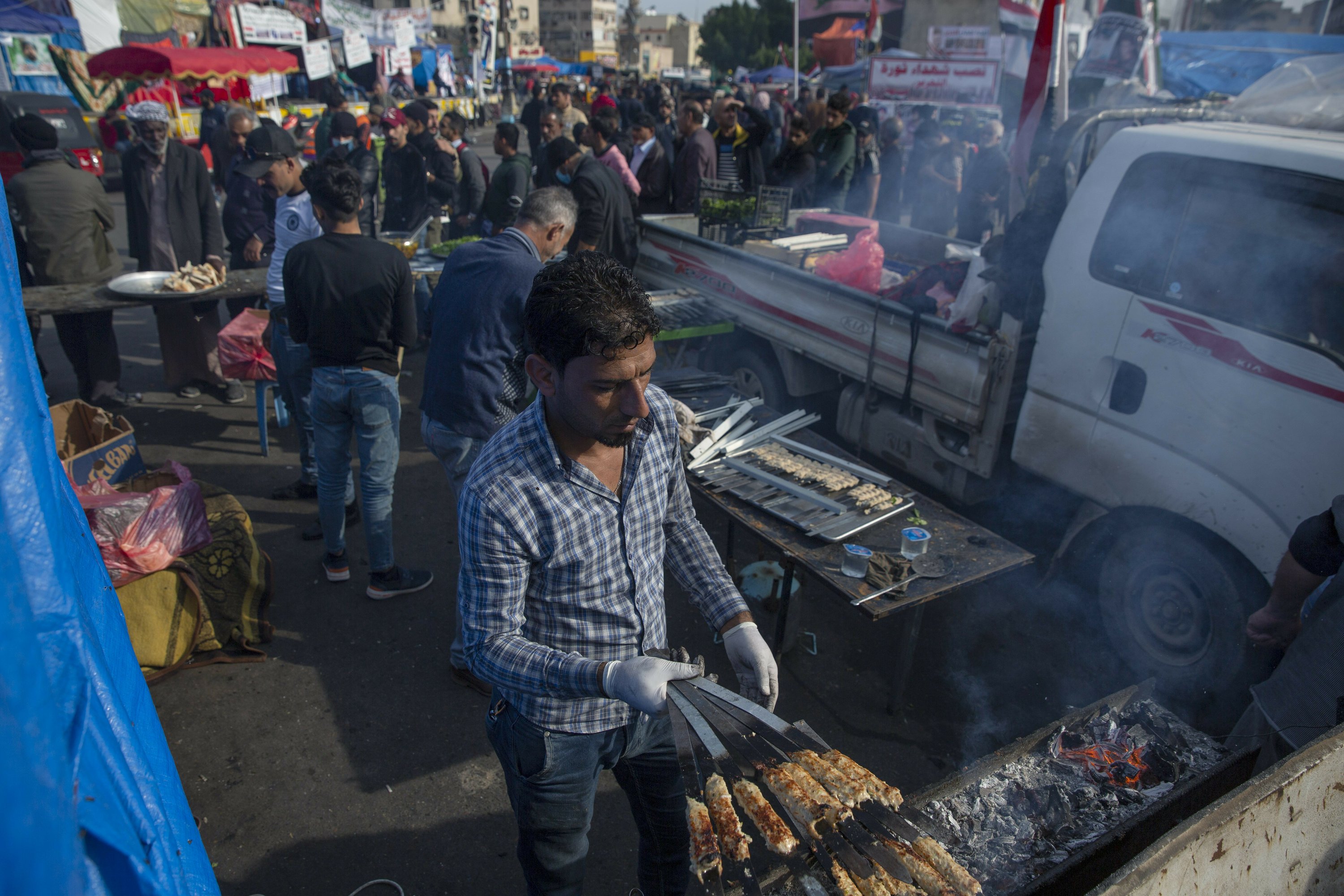 Home-cooked food in Iraqi square brings protesters together | AP News