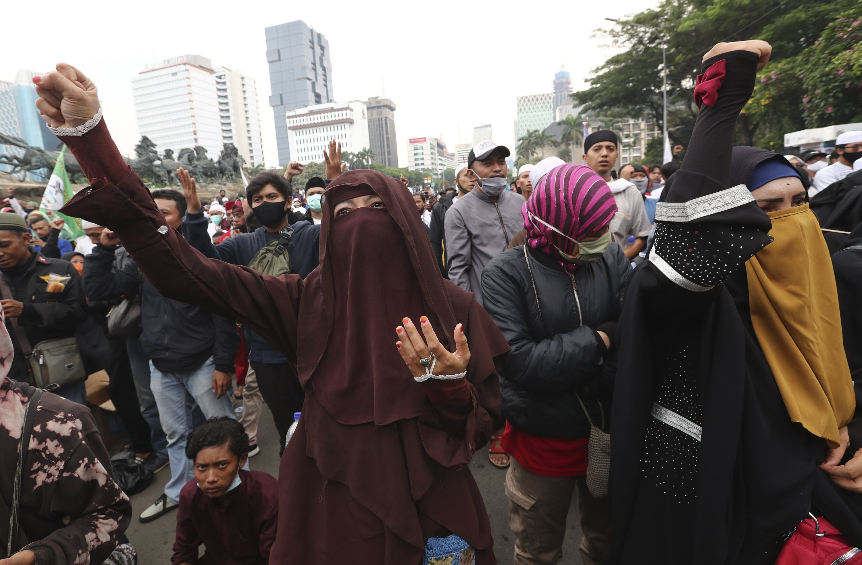 Muslim protesters march against Indonesia's new labor law | AP News