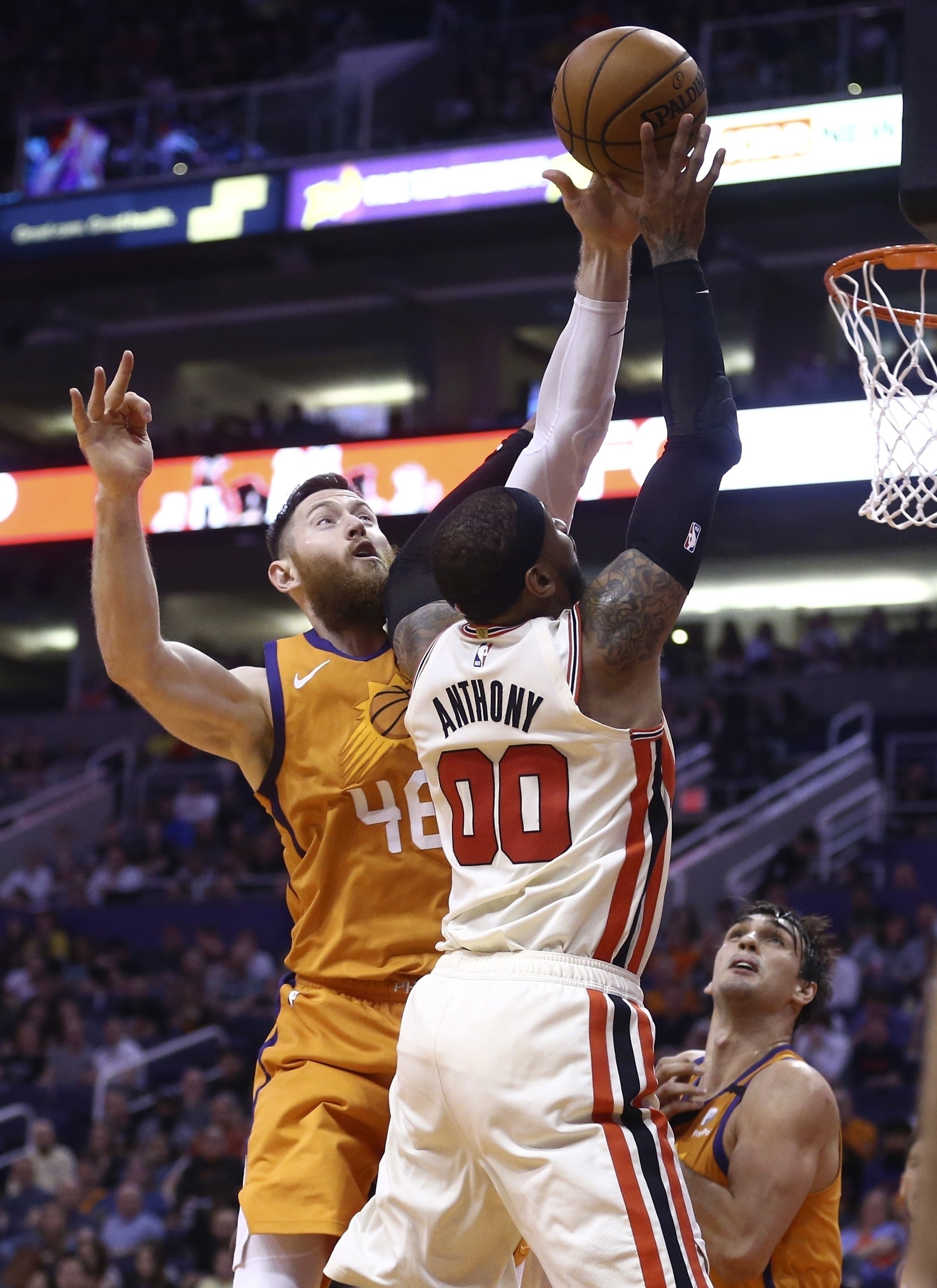 Con 37 puntos de Baynes, Phoenix supera a Portland | AP News