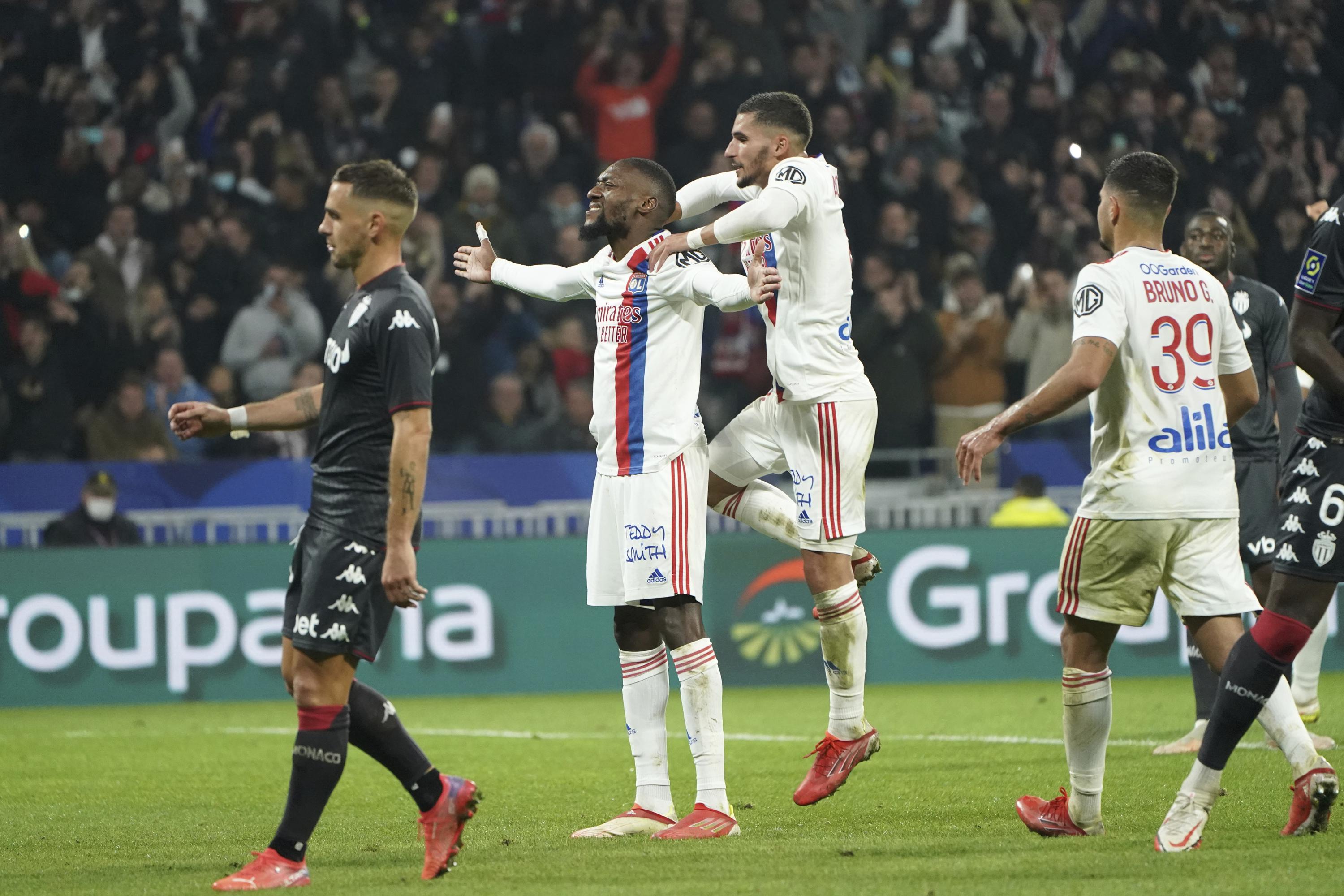 Con goles postreros, Lyon vence 2-0 a Mónaco | AP News