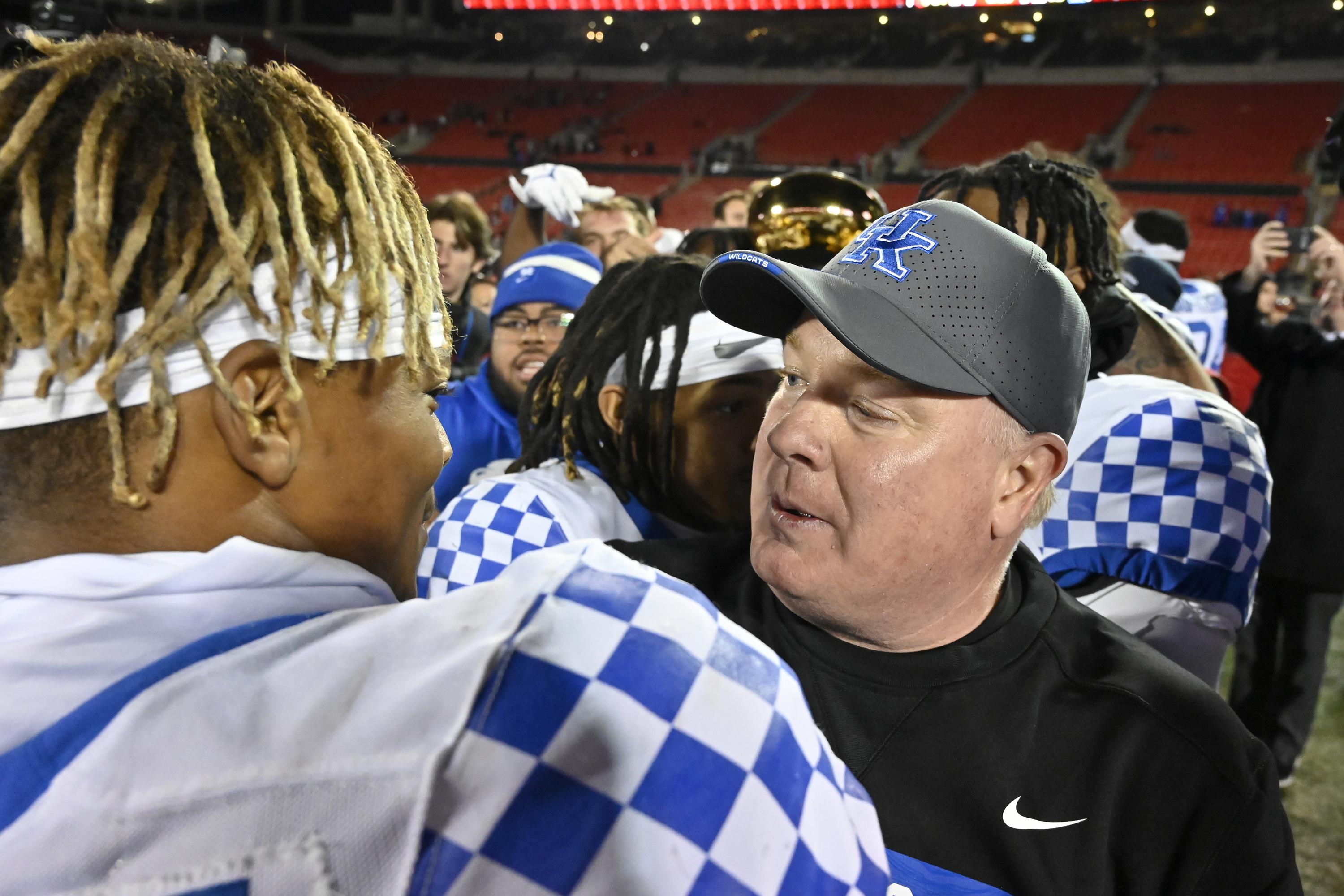 Kentucky, Stoops agree to contract extension through 2028 | AP News