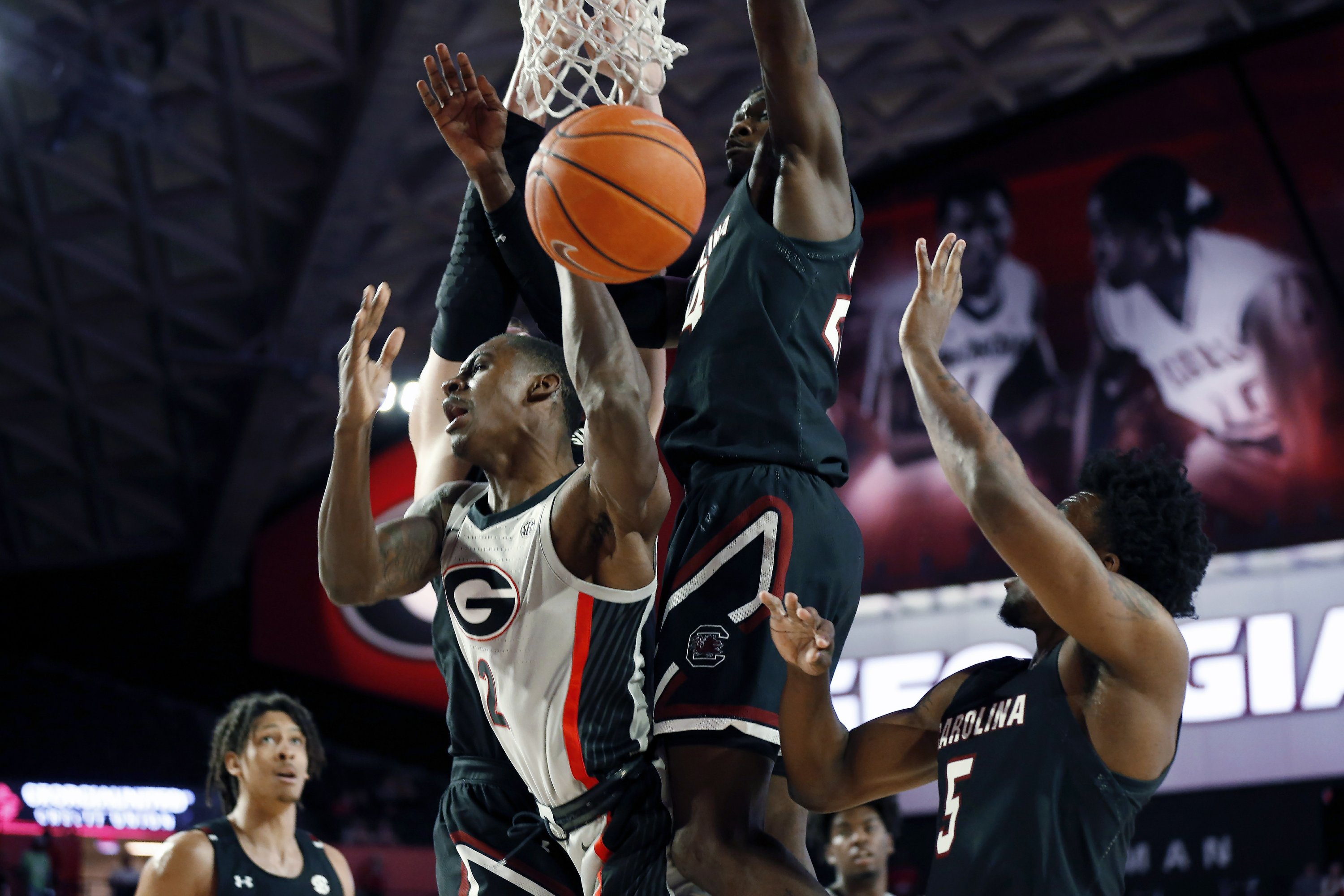 South Carolina pulls away early, beats reeling Georgia 75-59 | AP News