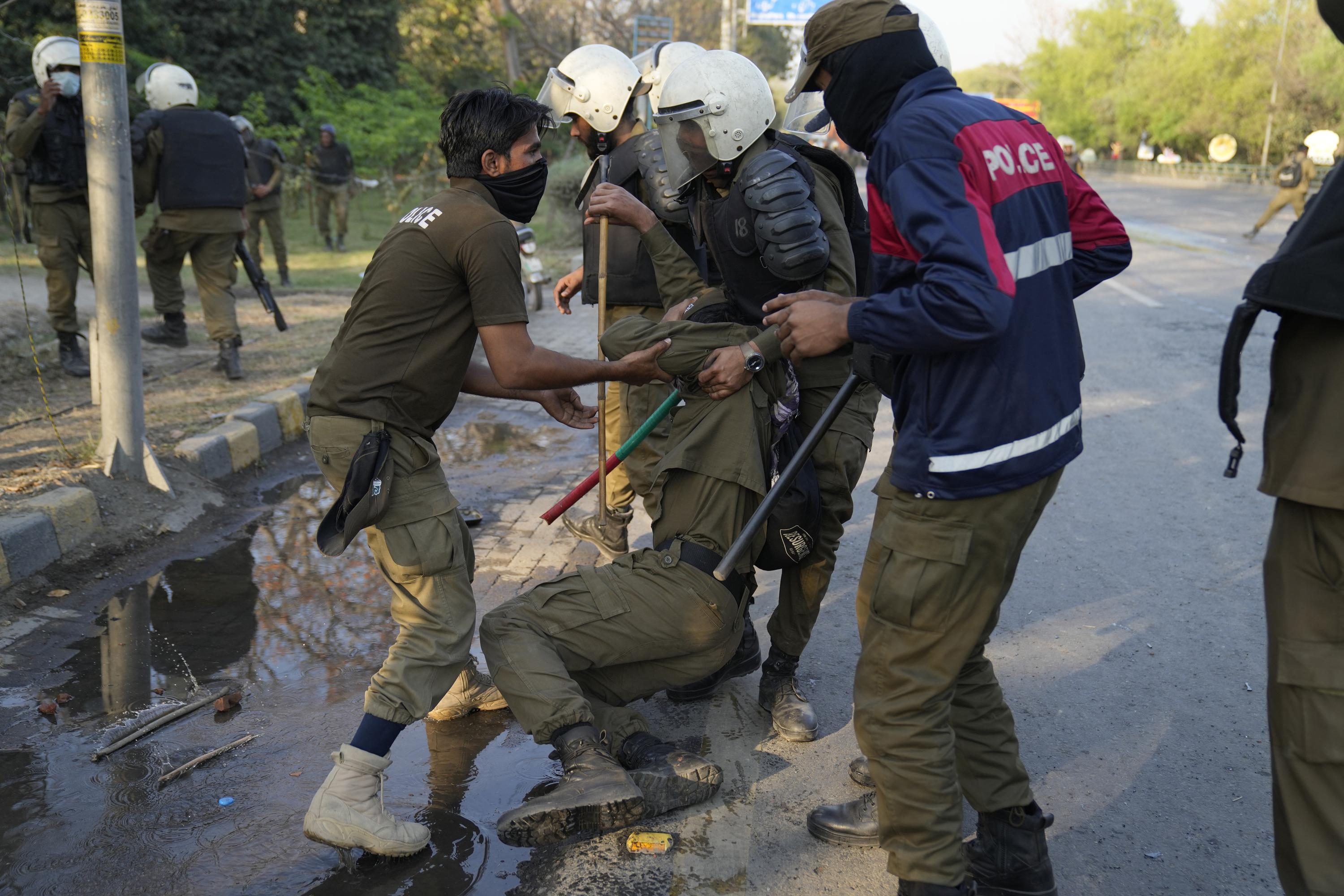 Pakistani police use water cannons, tear gas on Khan rally | AP News