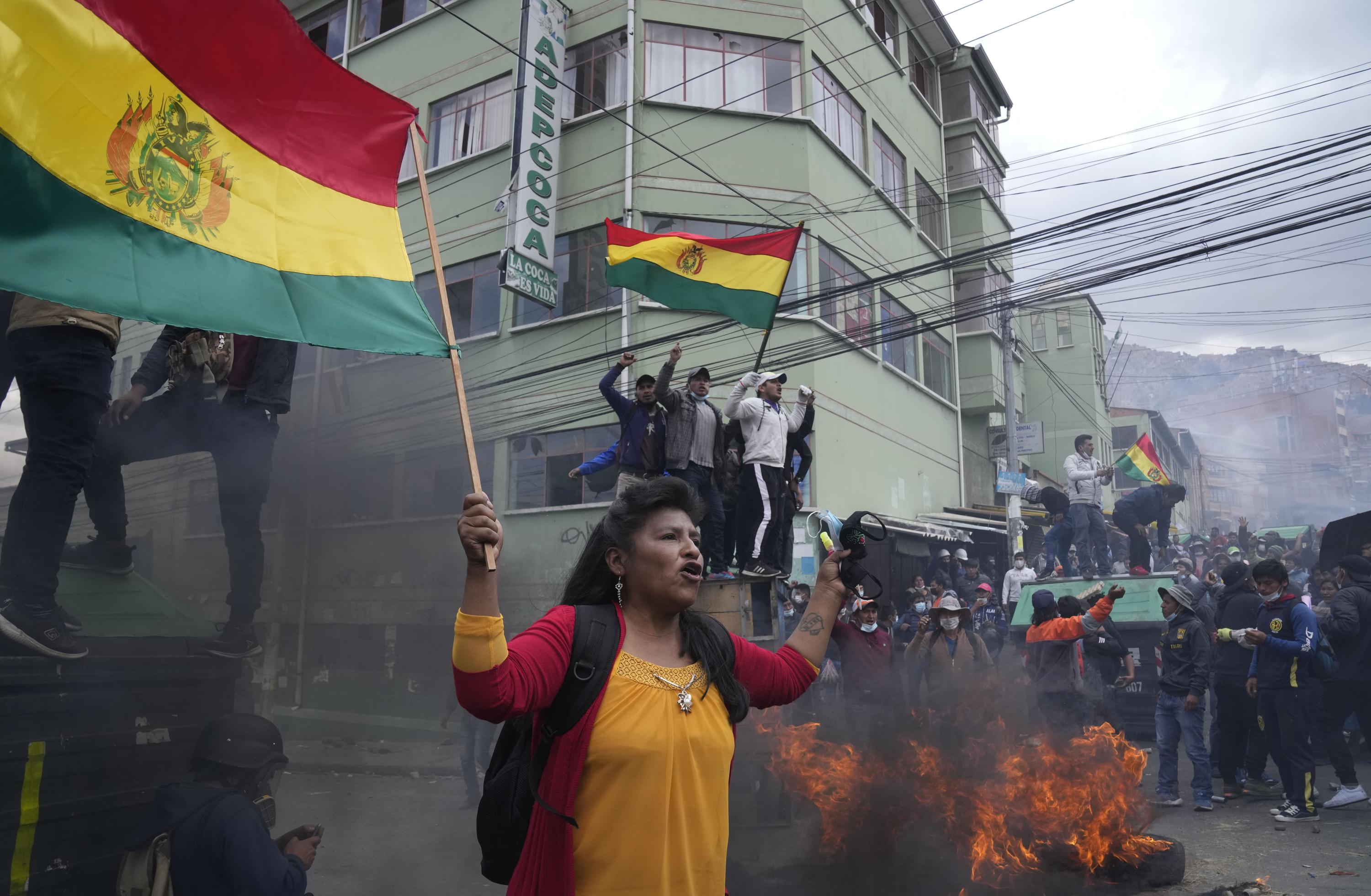 Cocaleros retoman control del mercado de la coca en Bolivia | AP News