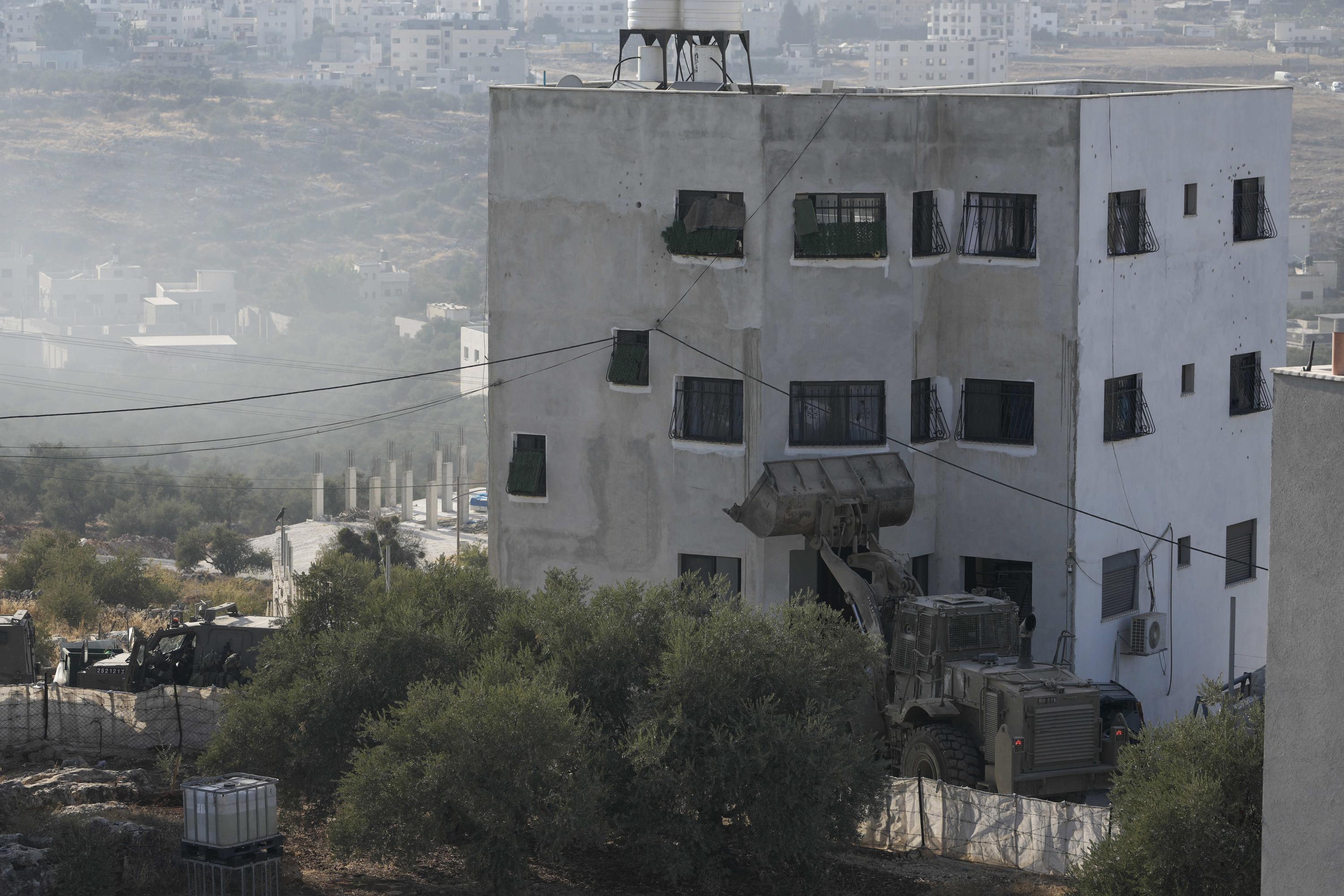 1 Palestinian killed, 1 fugitive surrenders in Israel raid | AP News