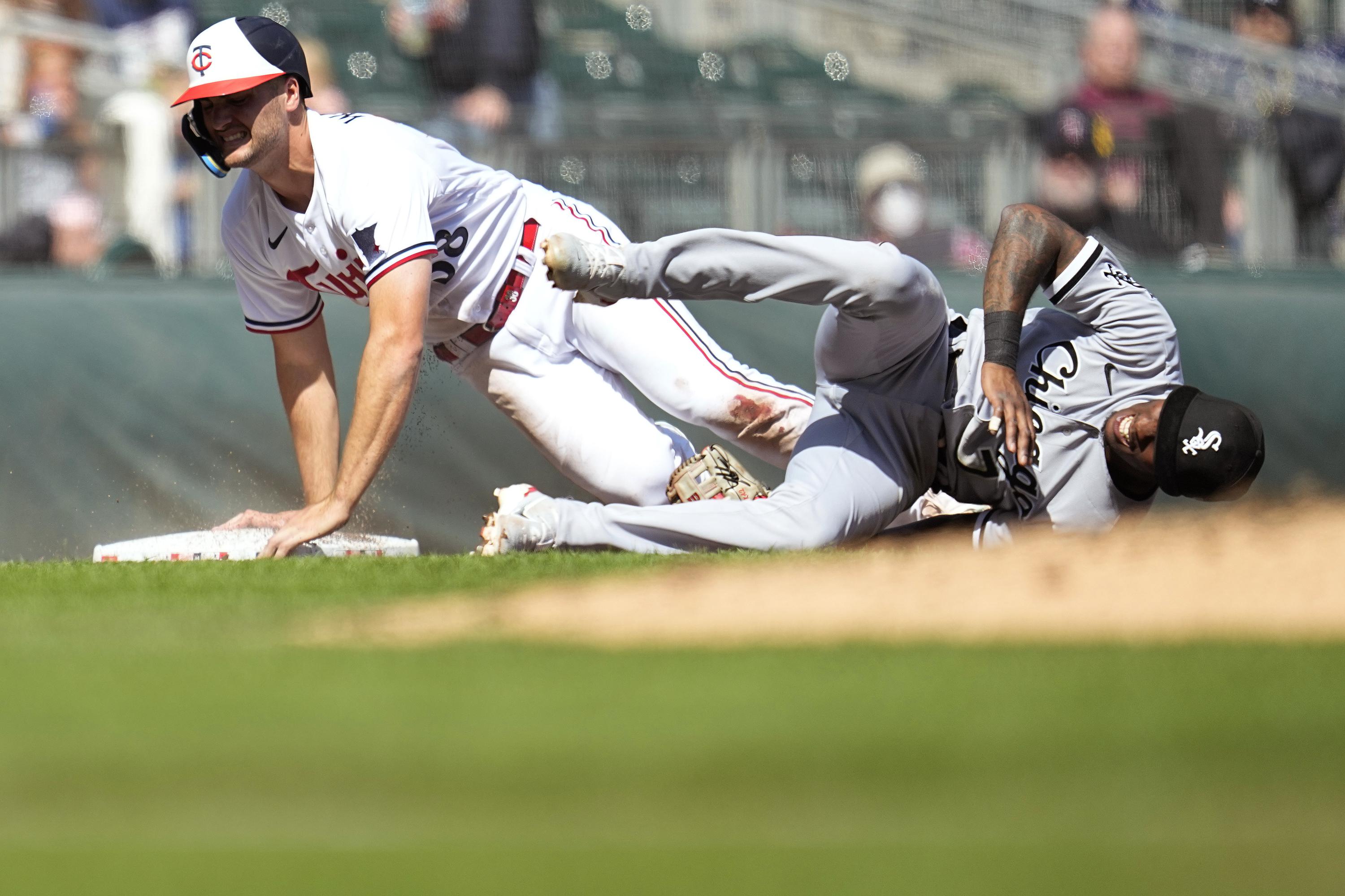 White Sox SS Anderson leaves game with knee soreness | AP News